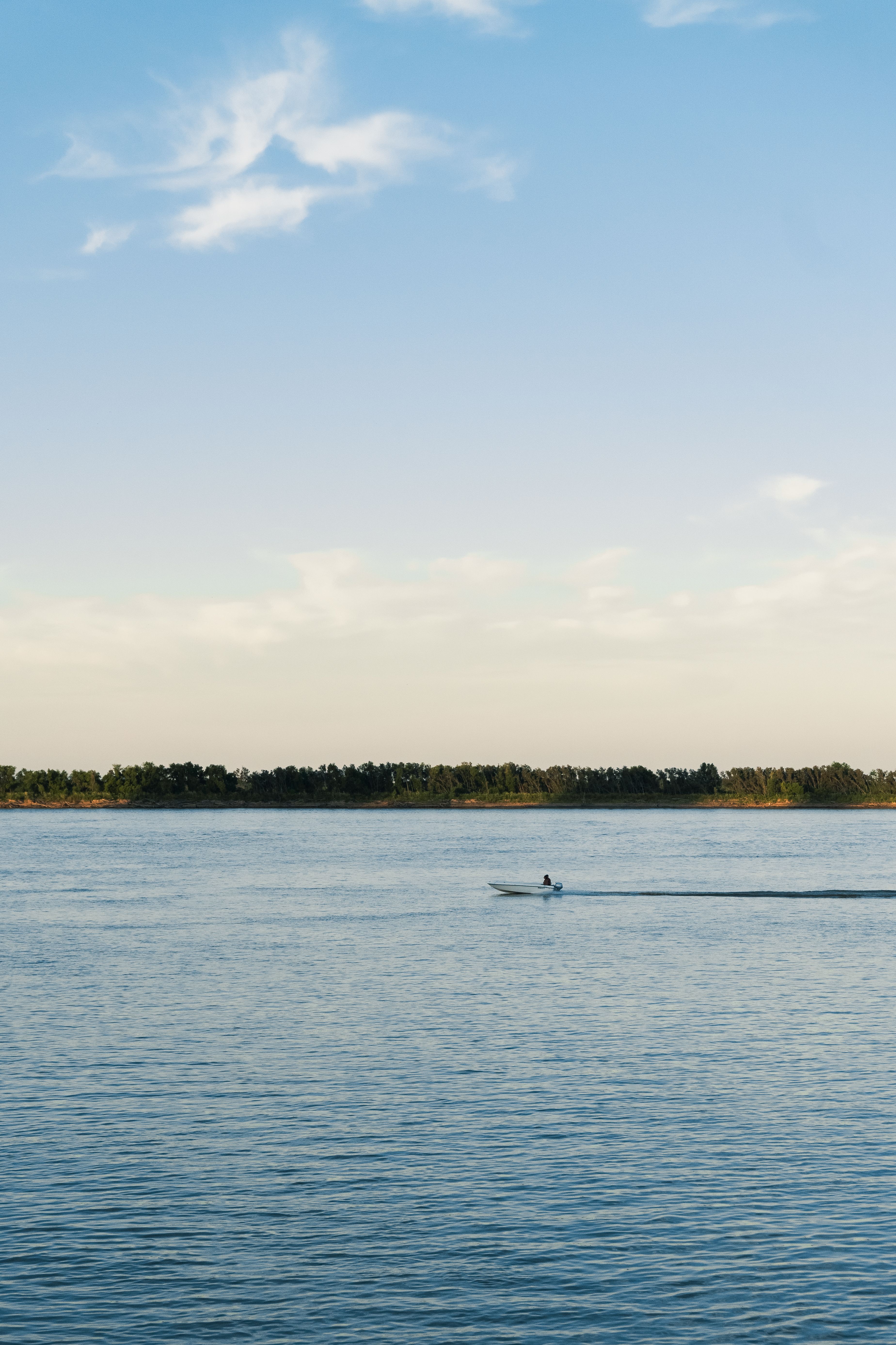 Serene Speedboat Ride on River in Rosario · Free Stock Photo