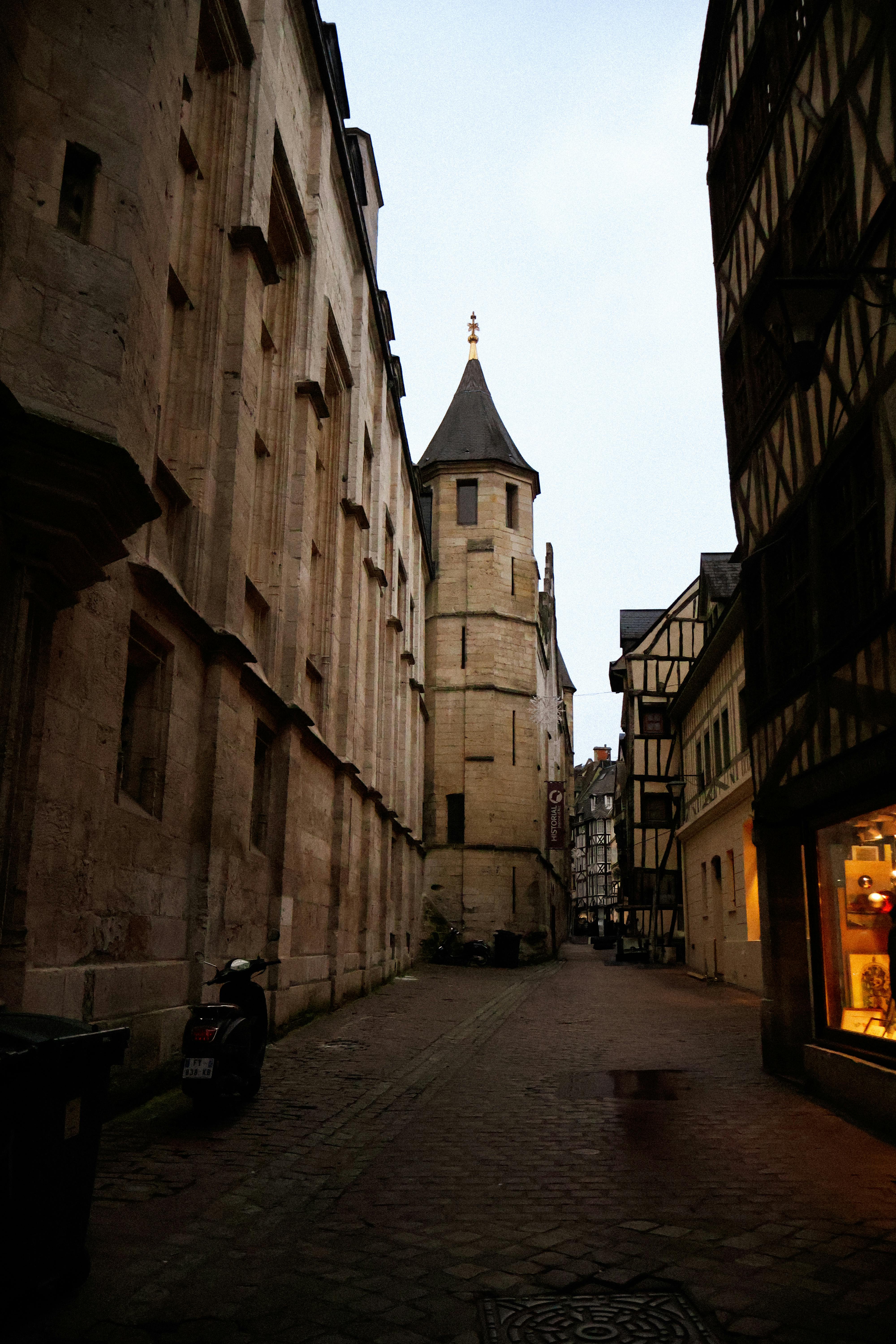 Charming European Alley with Historic Architecture · Free Stock Photo