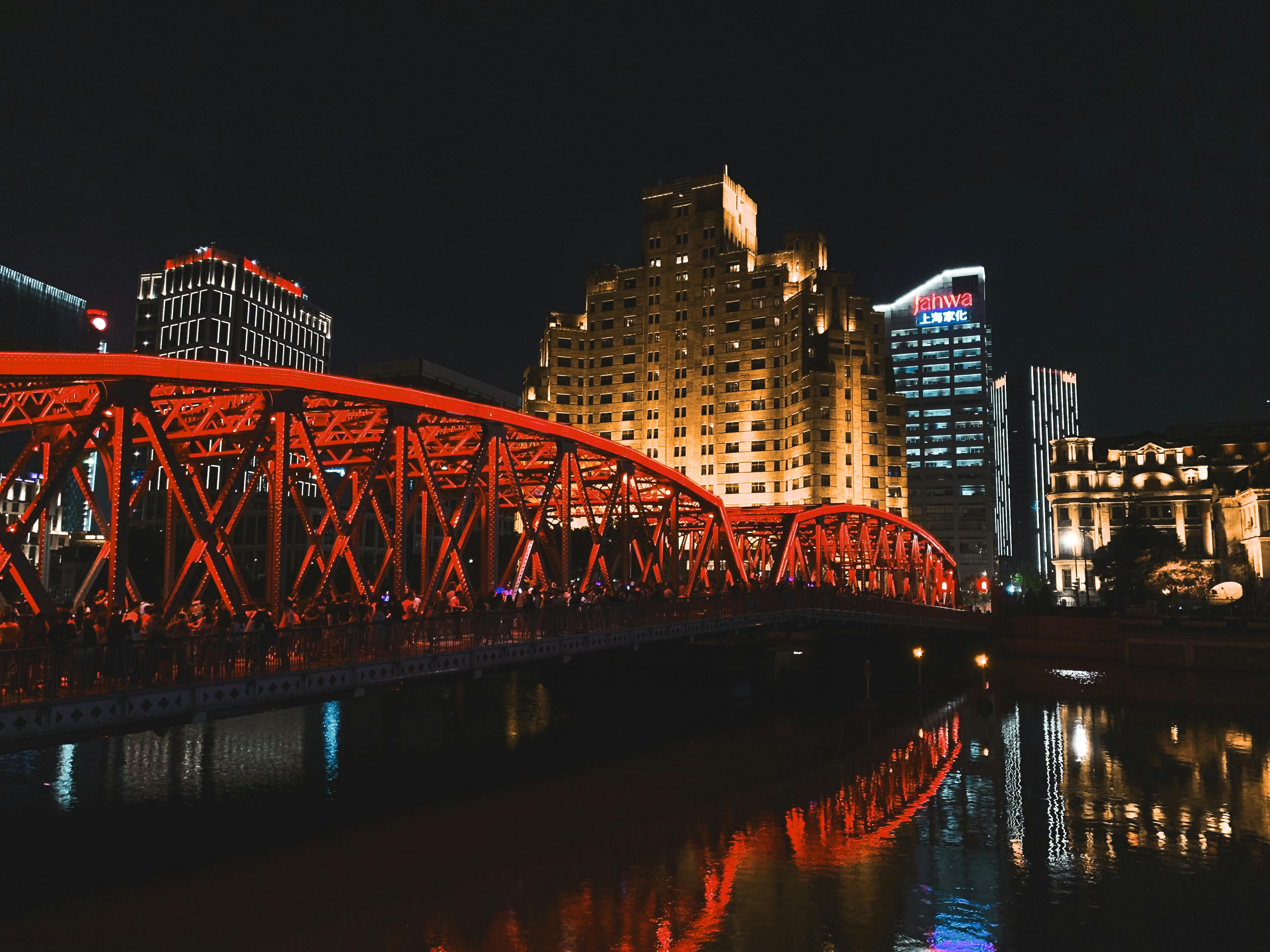 Puente Rojo Iluminado Durante La Noche · Foto de stock gratuita