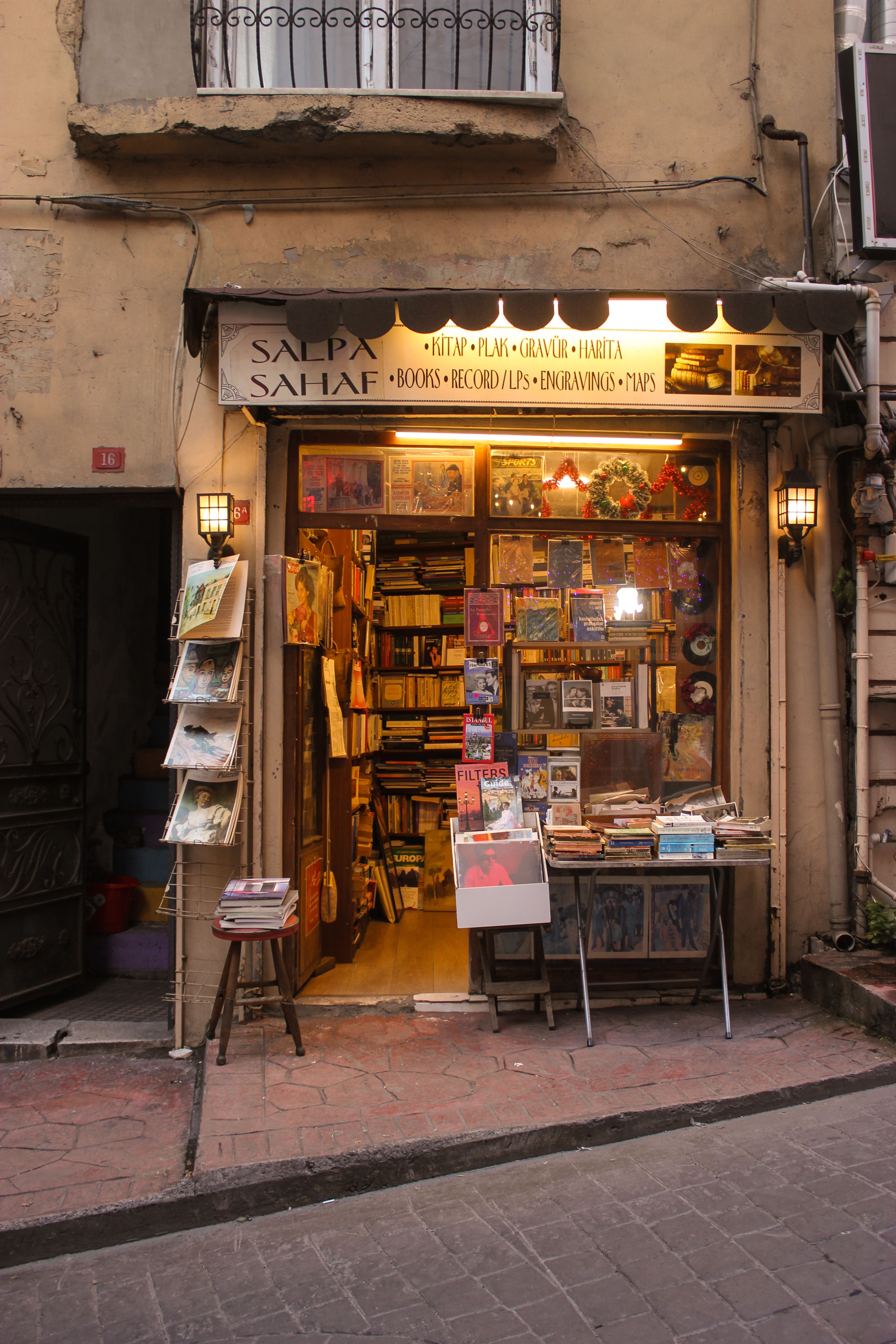 Charming Vintage Bookshop in a Quaint Alleyway · Free Stock Photo