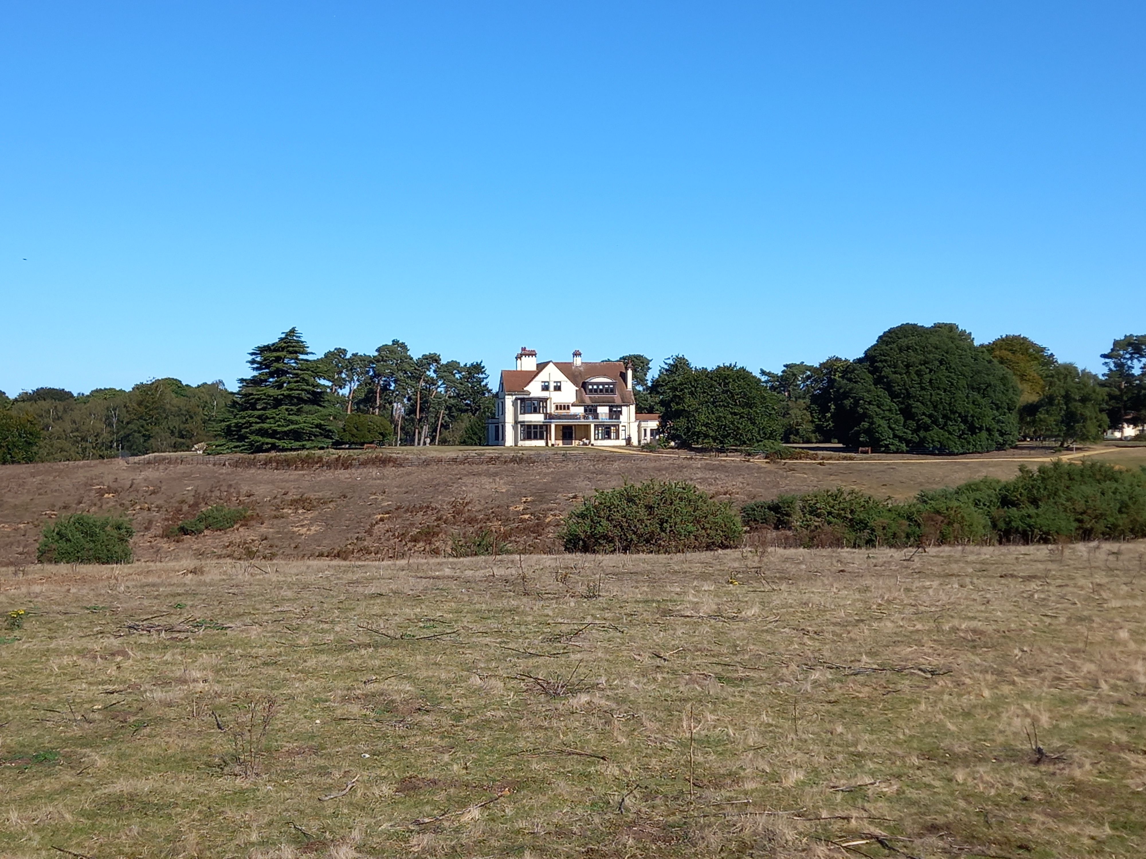 Countryside House in Suffolk on a Sunny Day · Free Stock Photo