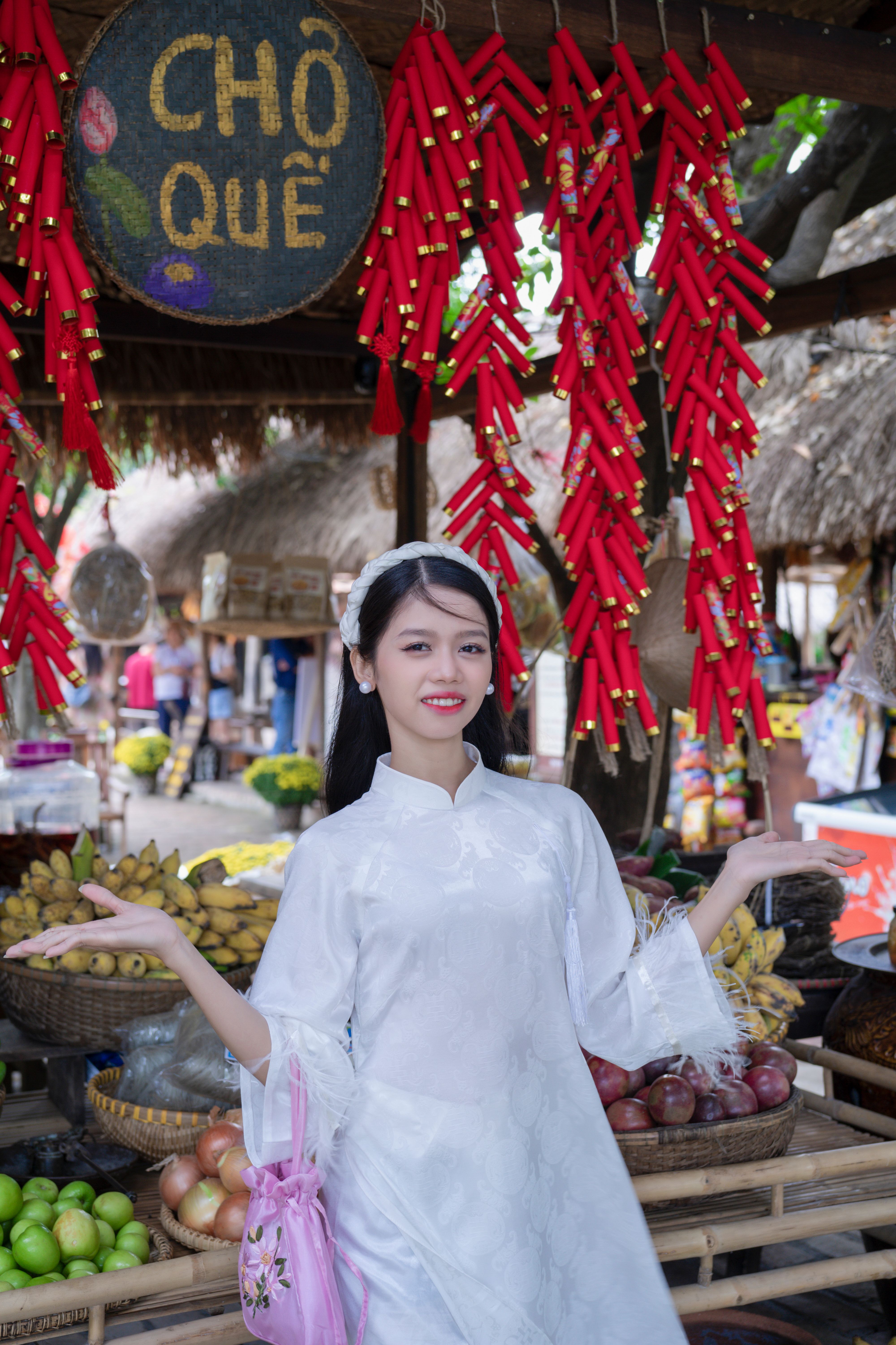 Traditional Vietnamese Market Stall with Local Produce · Free Stock Photo