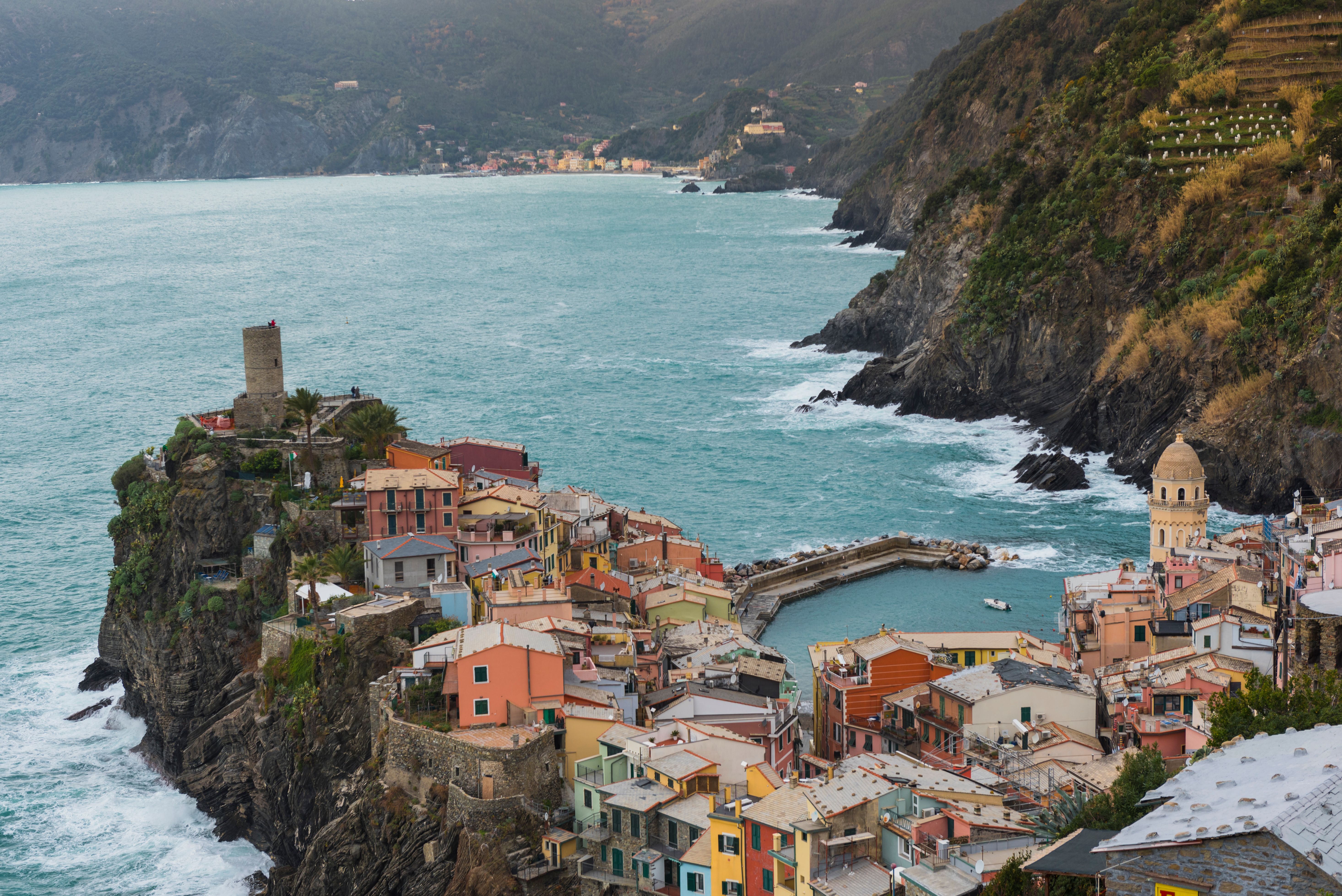 Vista Panorámica De Vernazza En Cinque Terre, Italia · Foto de stock ...