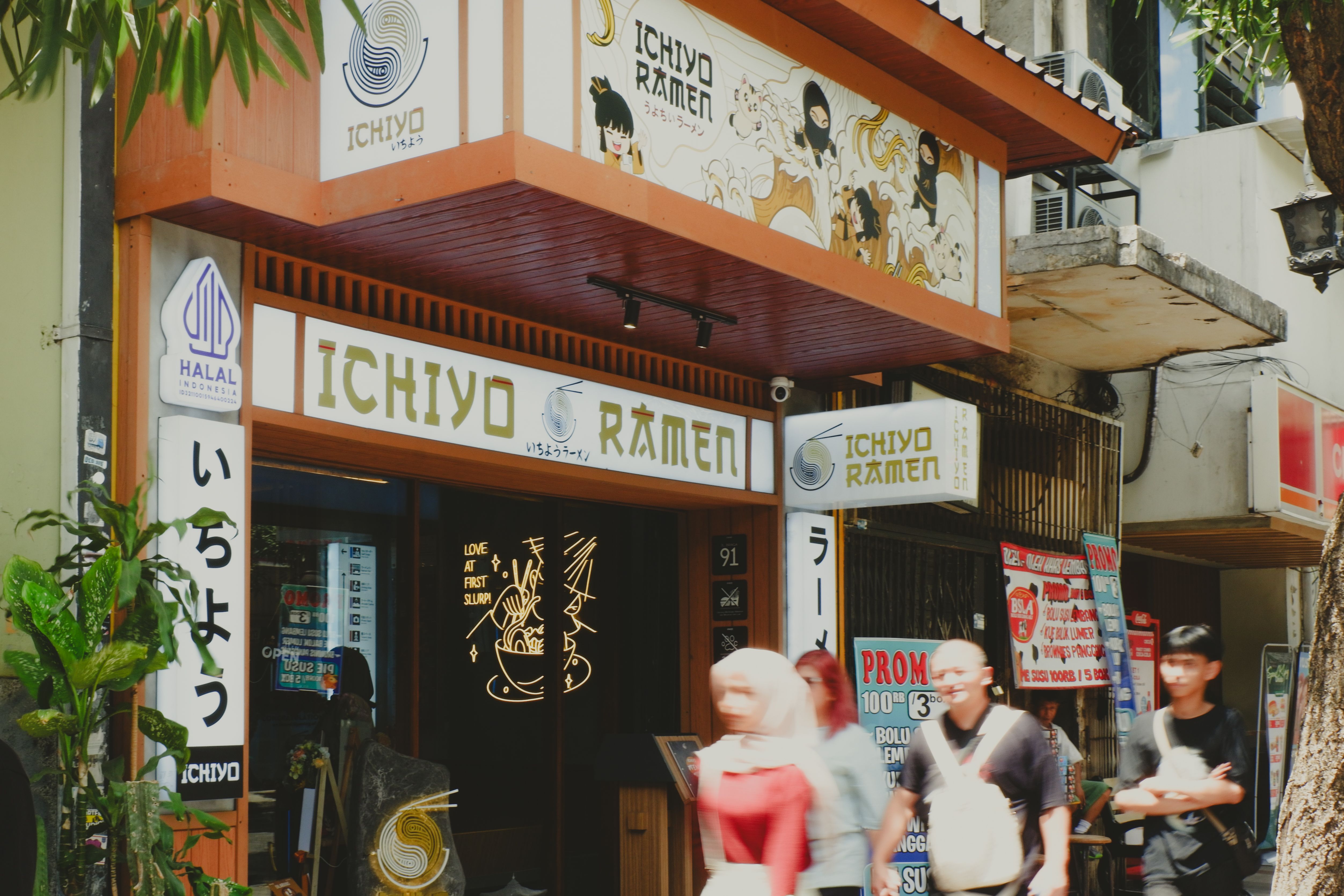 Street View of Ichiyo Ramen Shop in Bandung · Free Stock Photo