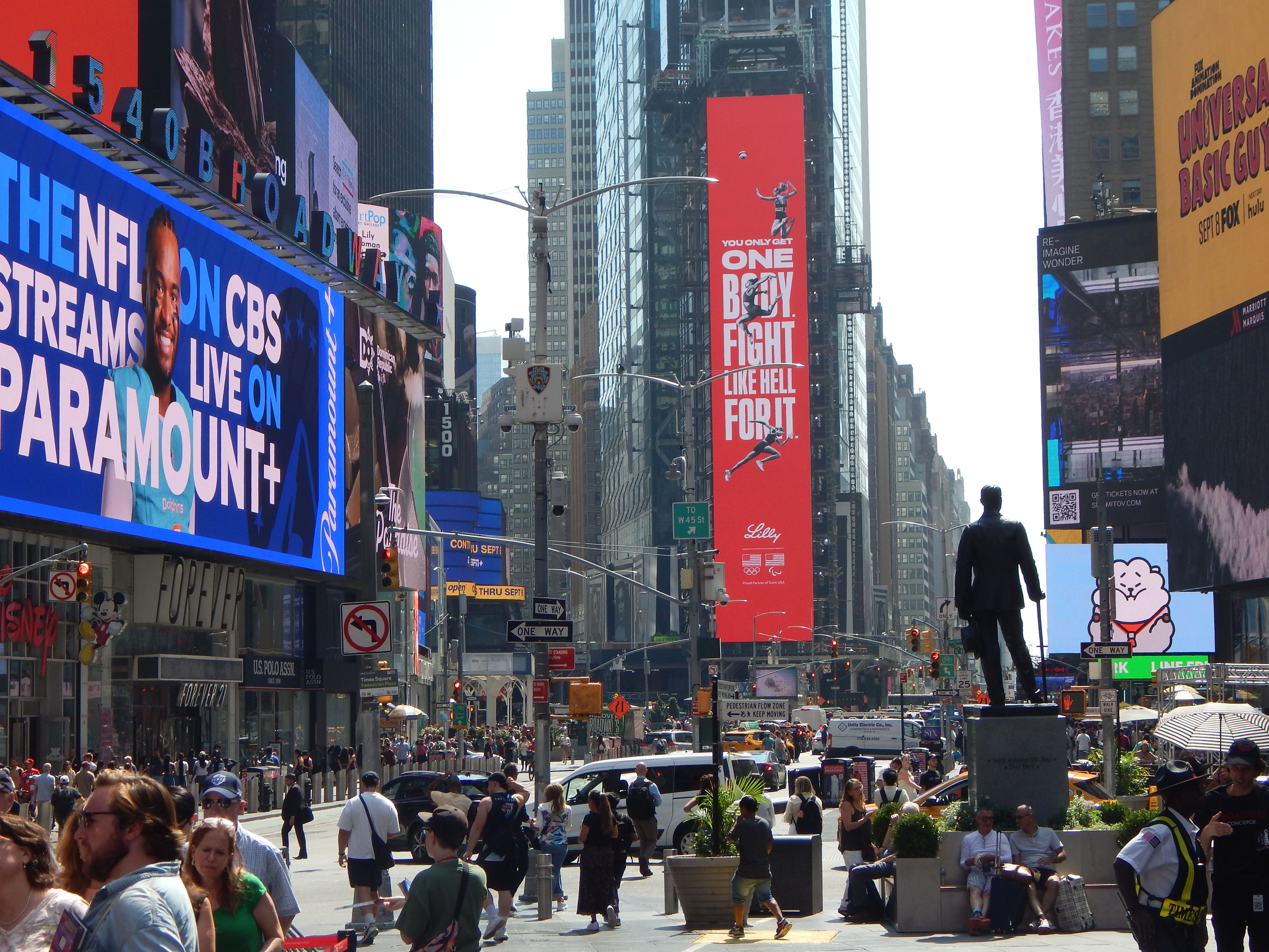 Times Square Yang Ramai Dengan Papan Reklame Dan Orang Orang · Foto ...