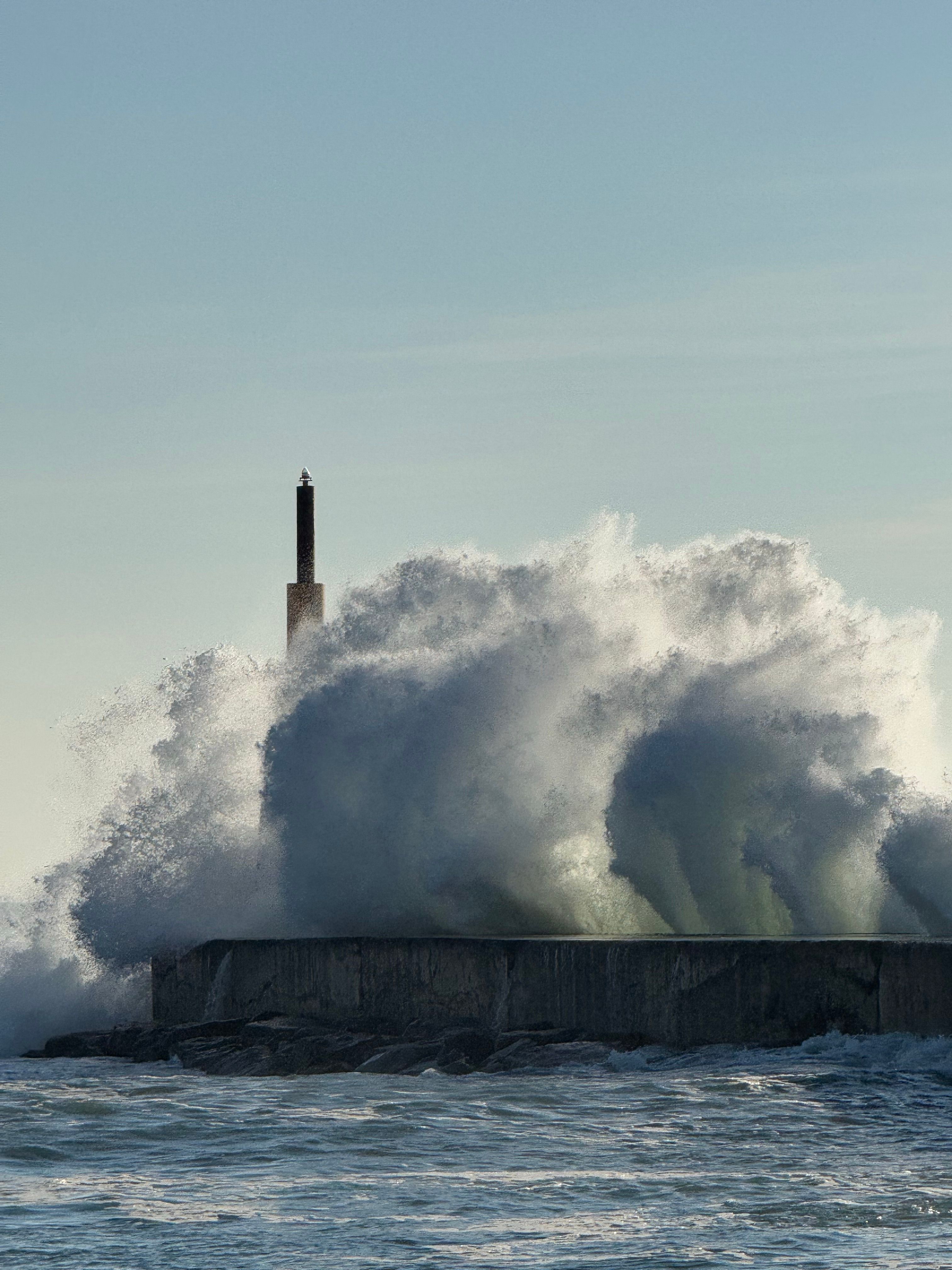 Vagues Océaniques Spectaculaires Au Phare D'aguda · Photo gratuite