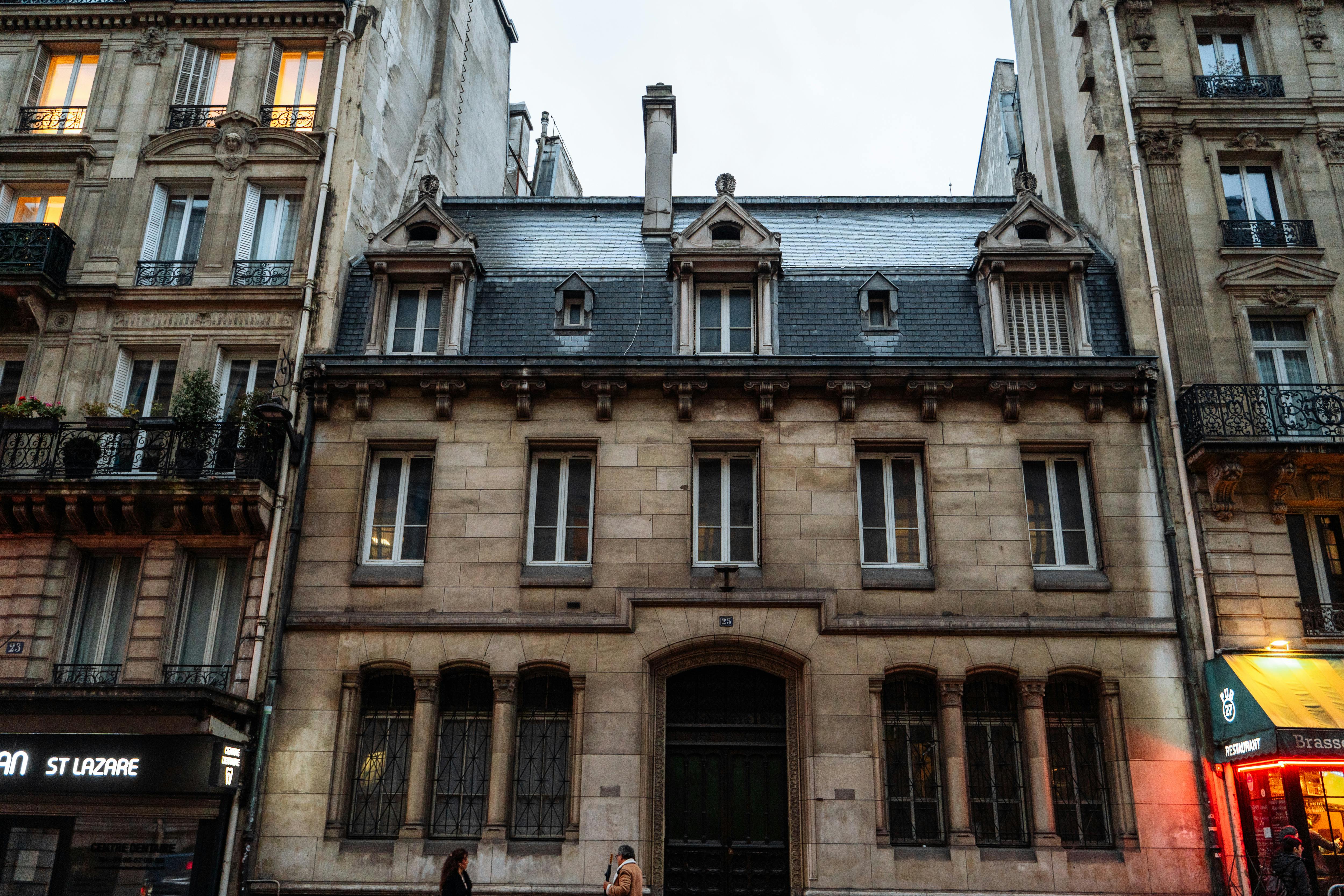 Elegant Parisian Building at Twilight · Free Stock Photo