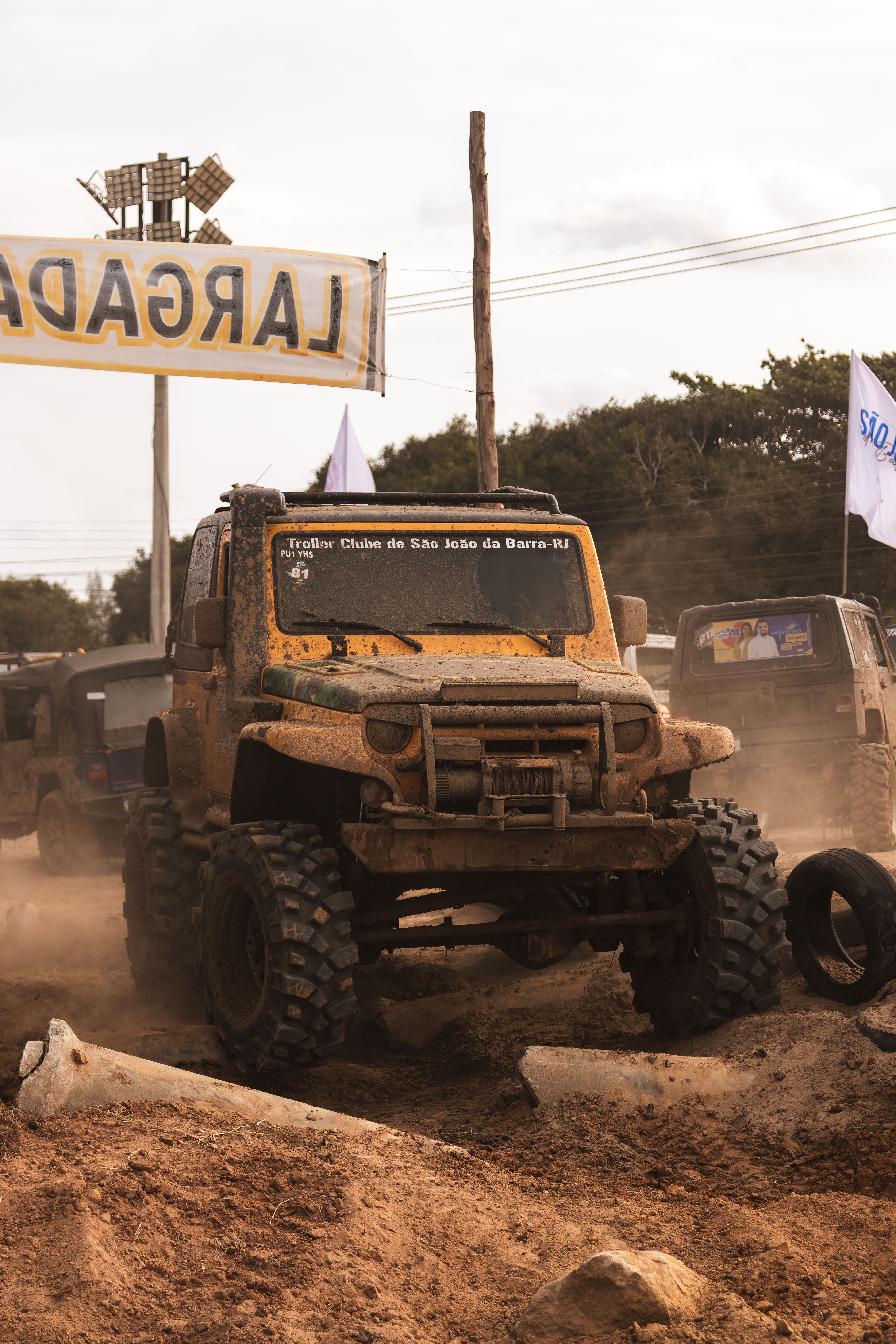 Off-road muddy jeep race in outdoor terrain · Free Stock Photo