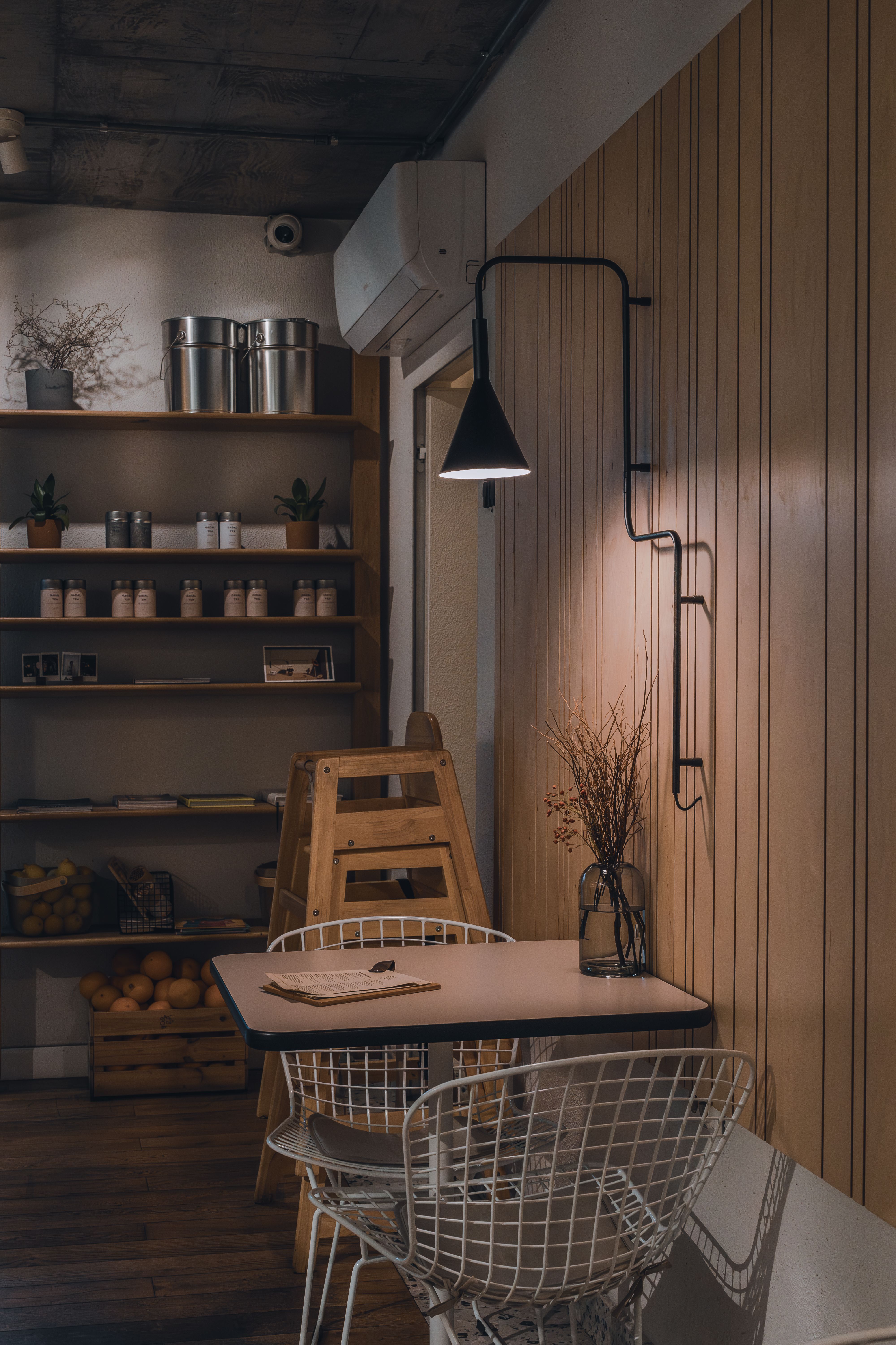 Interior Acogedor De Cafetería Moderna Con Decoración Rústica · Foto de ...