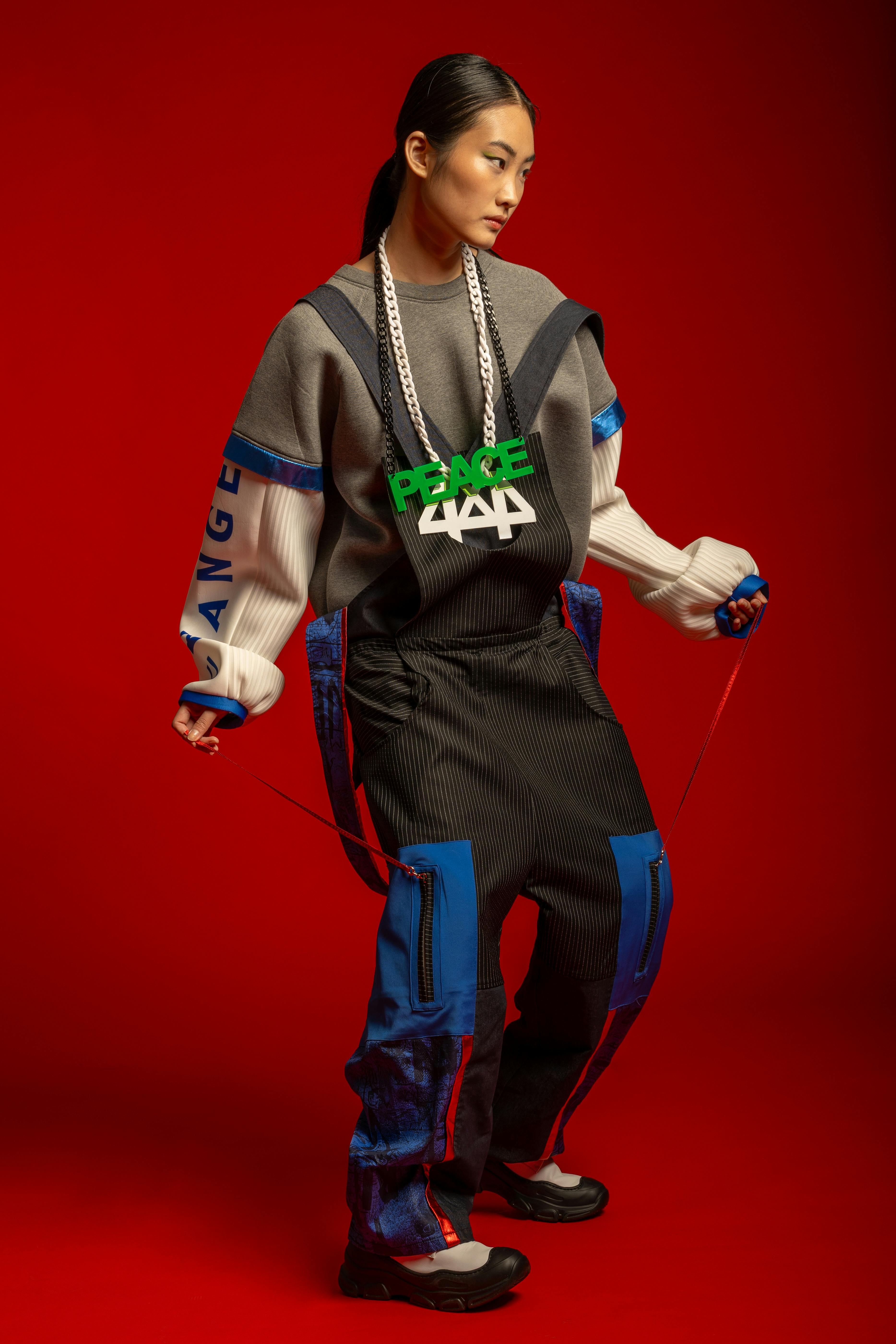 Modelo De Moda Con Traje De Estilo Vanguardista · Foto de stock gratuita