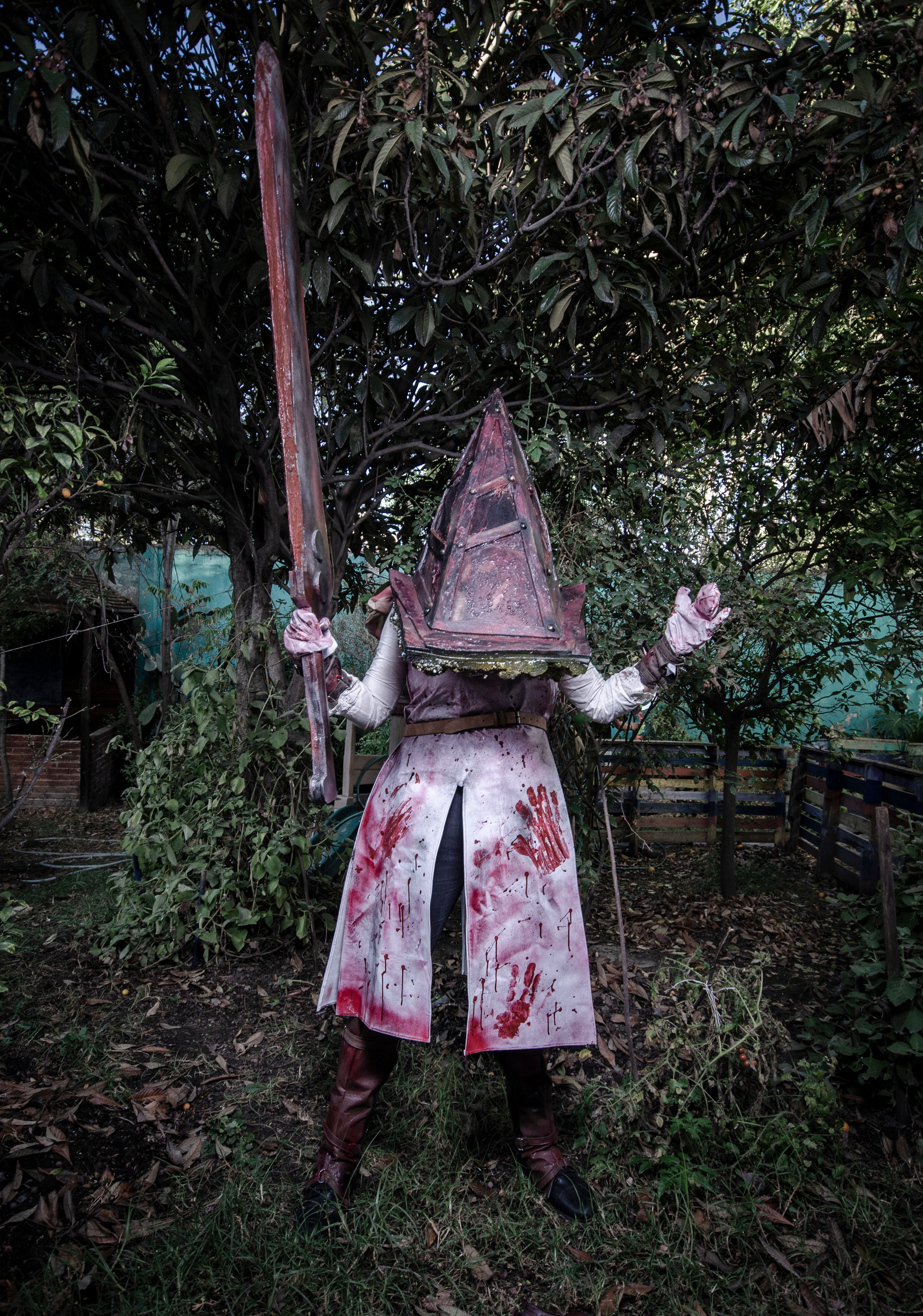 Cosplay De Pyramid Head En Un Entorno Forestal · Foto de stock gratuita
