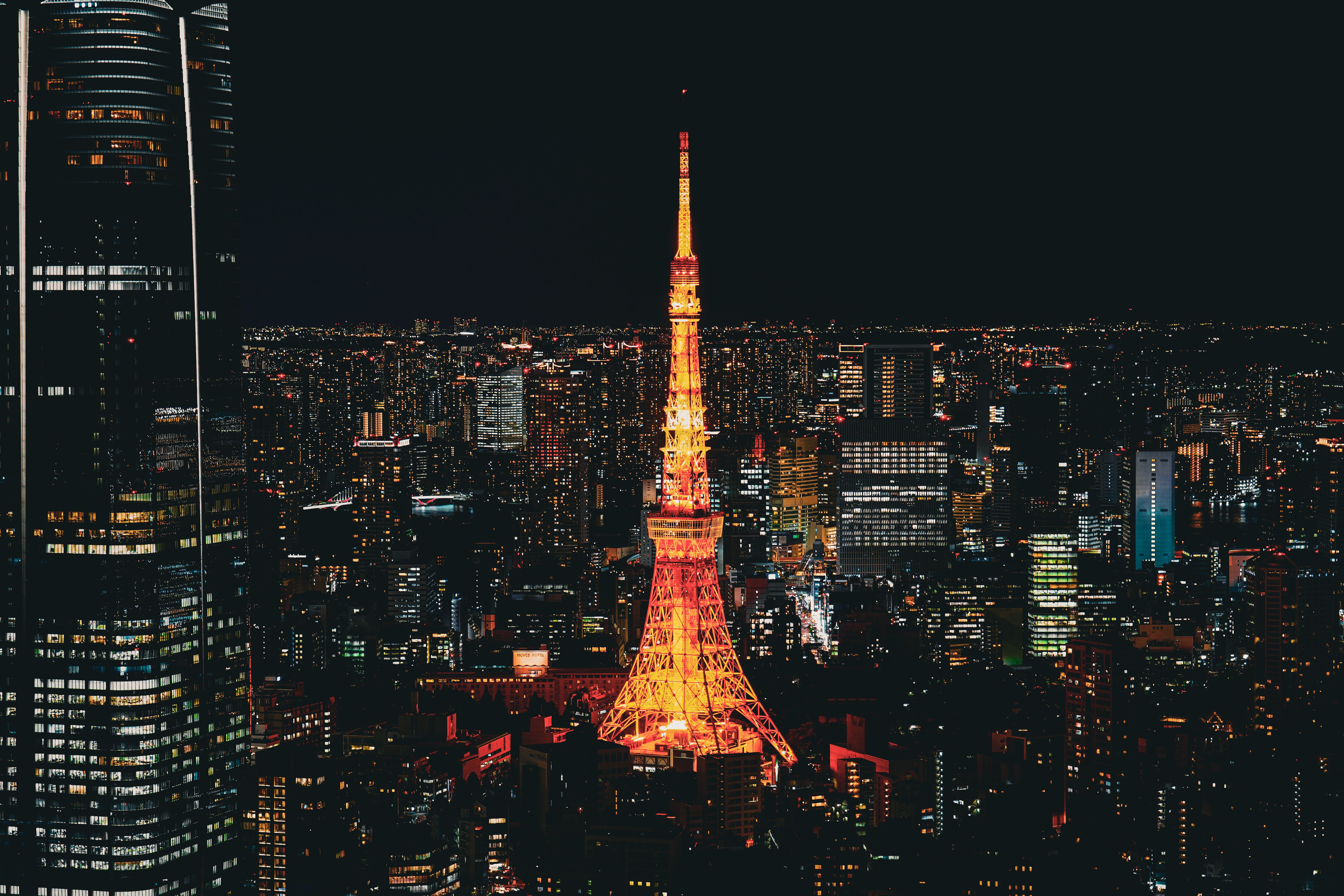 La Torre De Tokio Iluminada En Medio Del Horizonte De Tokio Por La ...