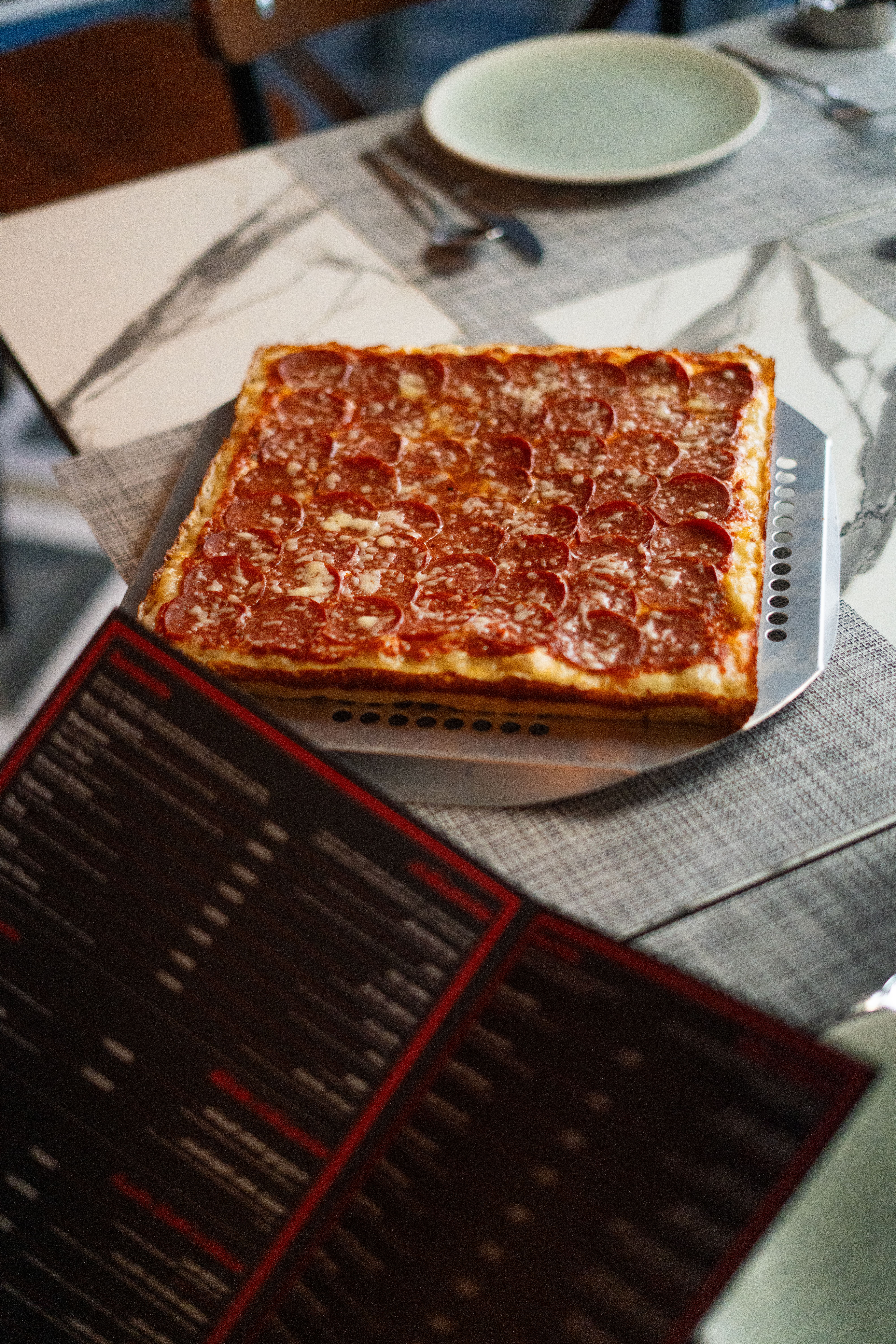 Deliciosa Pizza De Pepperoni En La Mesa Del Comedor · Foto de stock ...