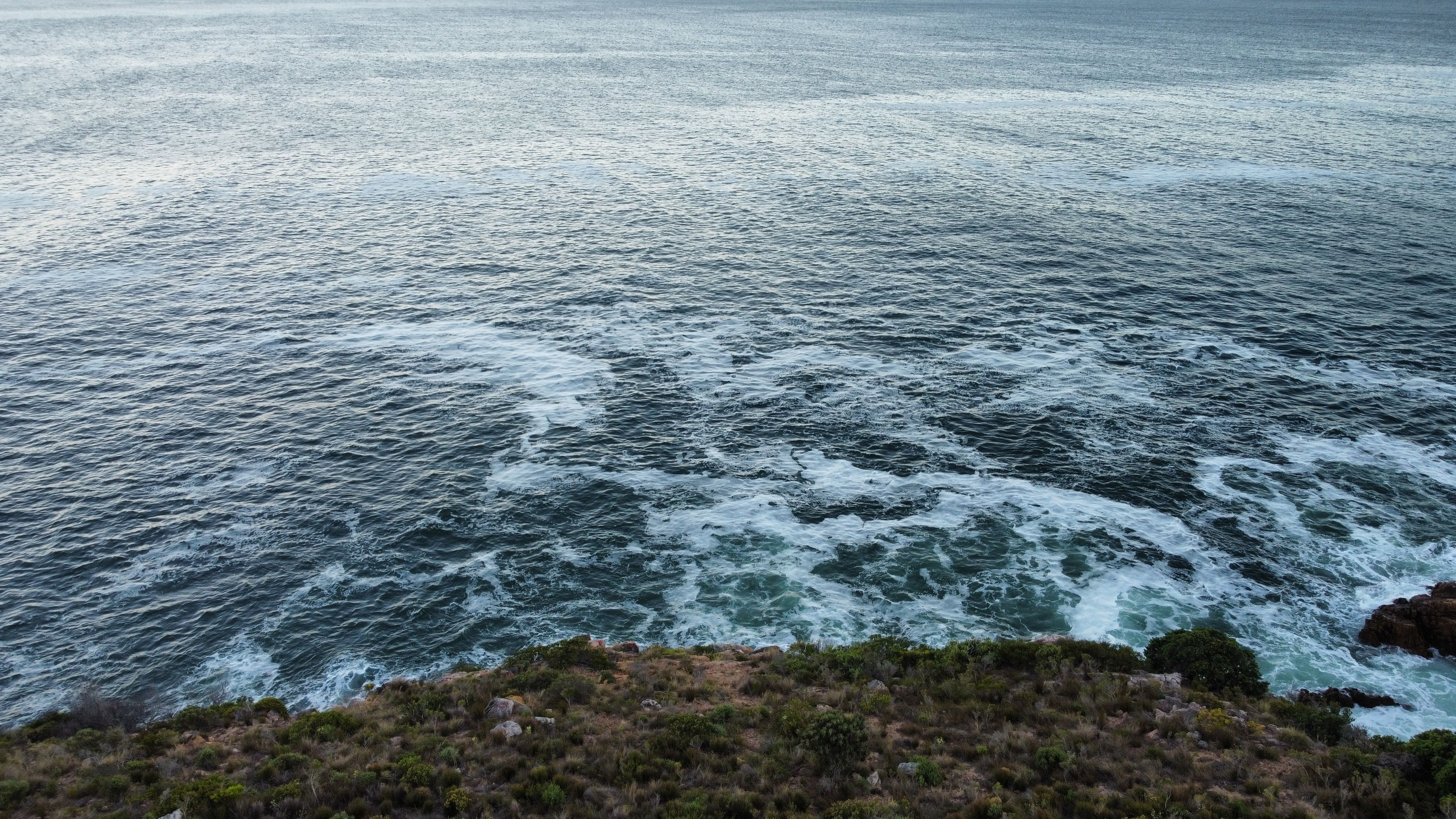 Vista Aérea De Las Olas Del Océano A Lo Largo De La Costa Rocosa · Foto ...