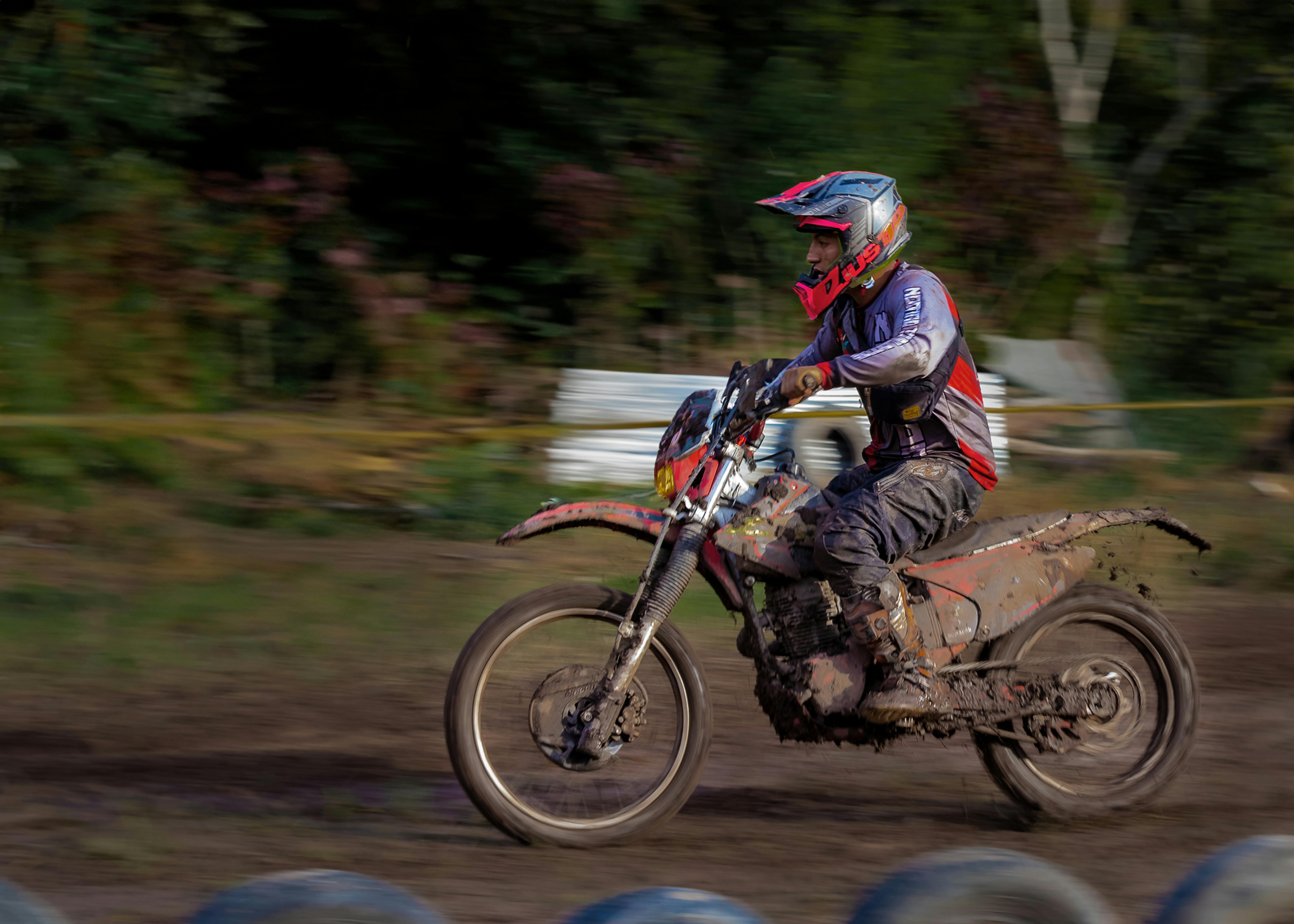 Dynamic motocross rider speeding through the track · Free Stock Photo