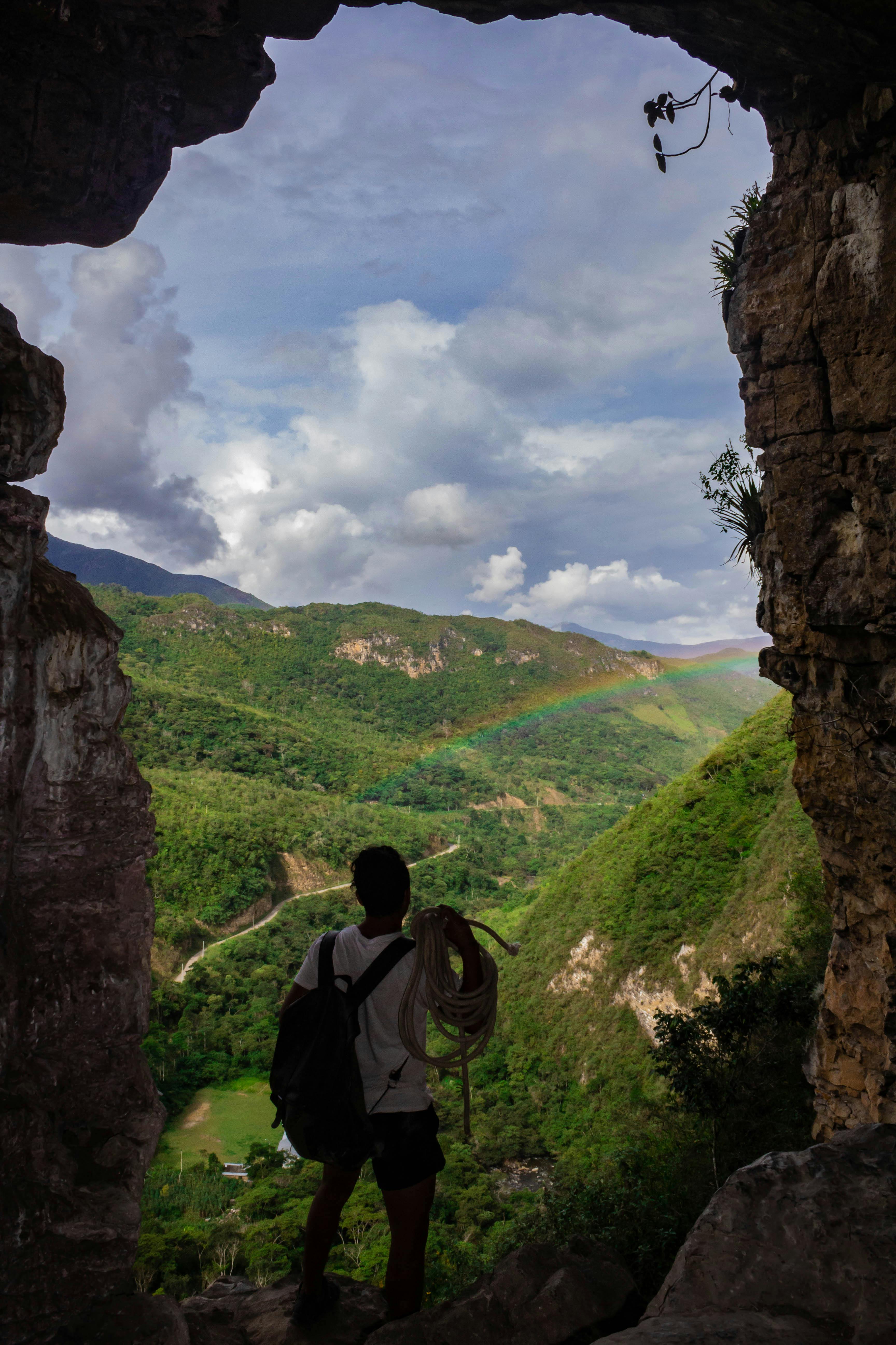 Caminante Aventurero En Cueva Del Amazonas Con Arcoíris · Foto de stock gratuita