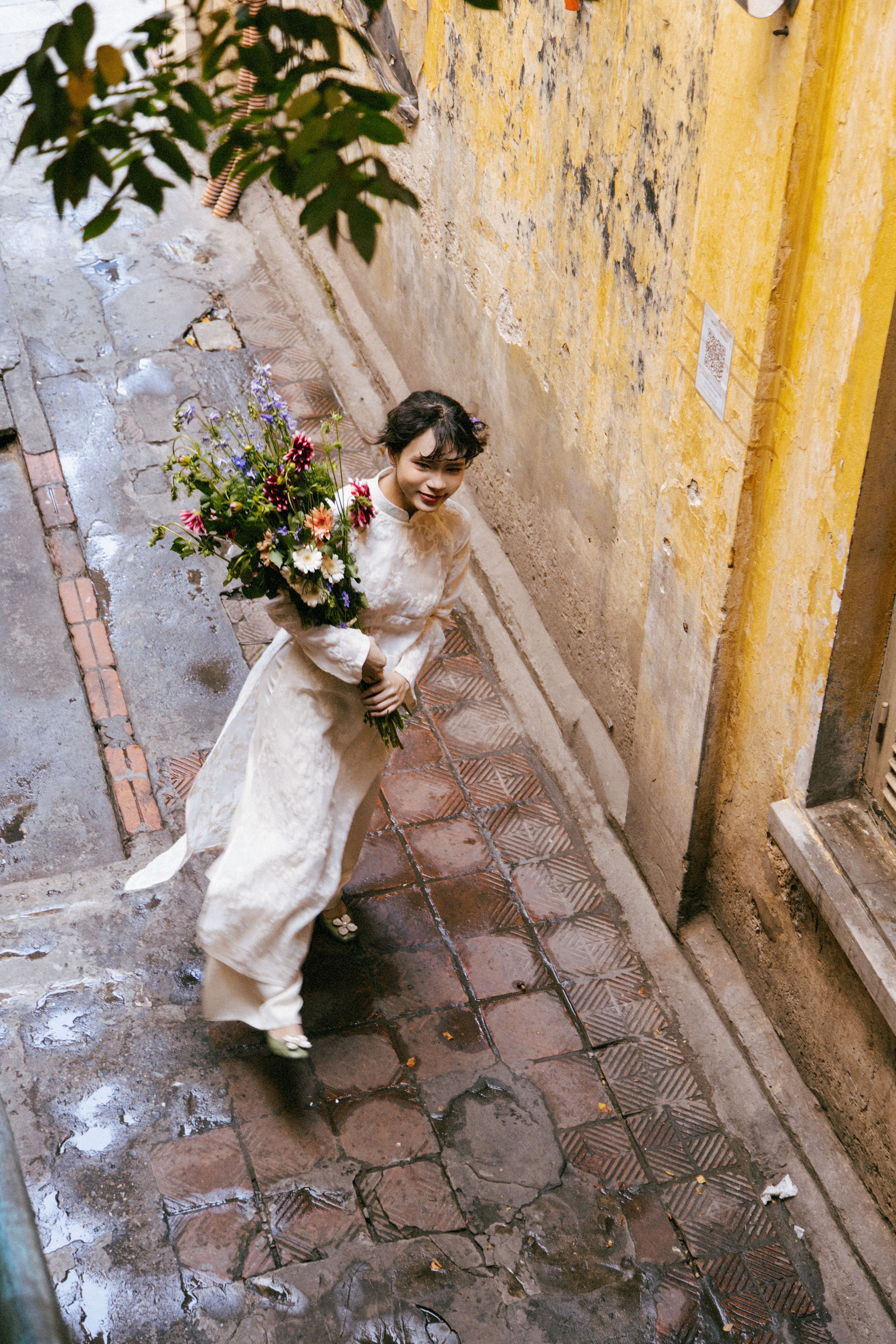 Charming Bride in Hanoi Alley with Floral Bouquet · Free Stock Photo
