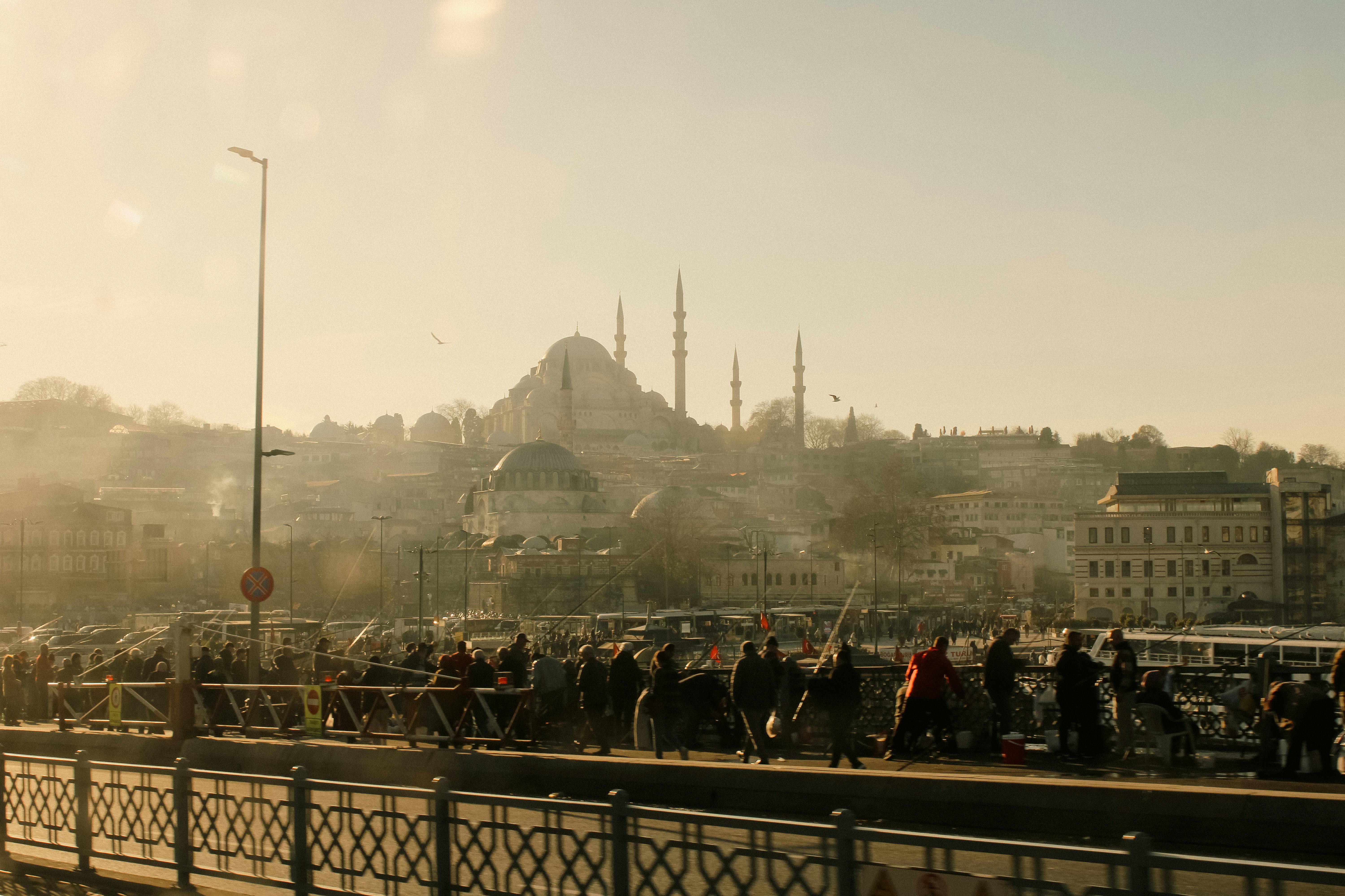 Bustling Istanbul Scene with Suleymaniye Mosque · Free Stock Photo