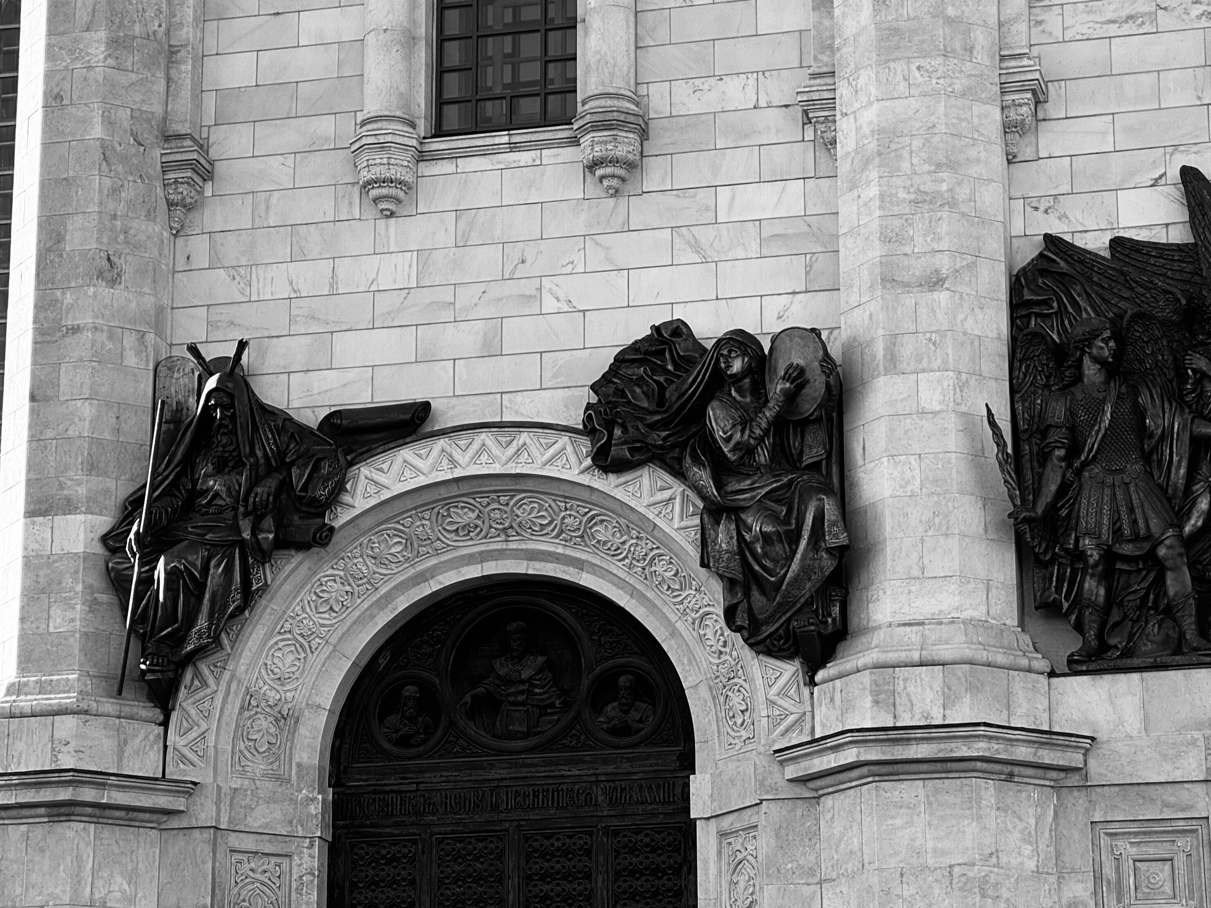 Fachada Arquitectónica Adornada Con Esculturas · Foto de stock gratuita