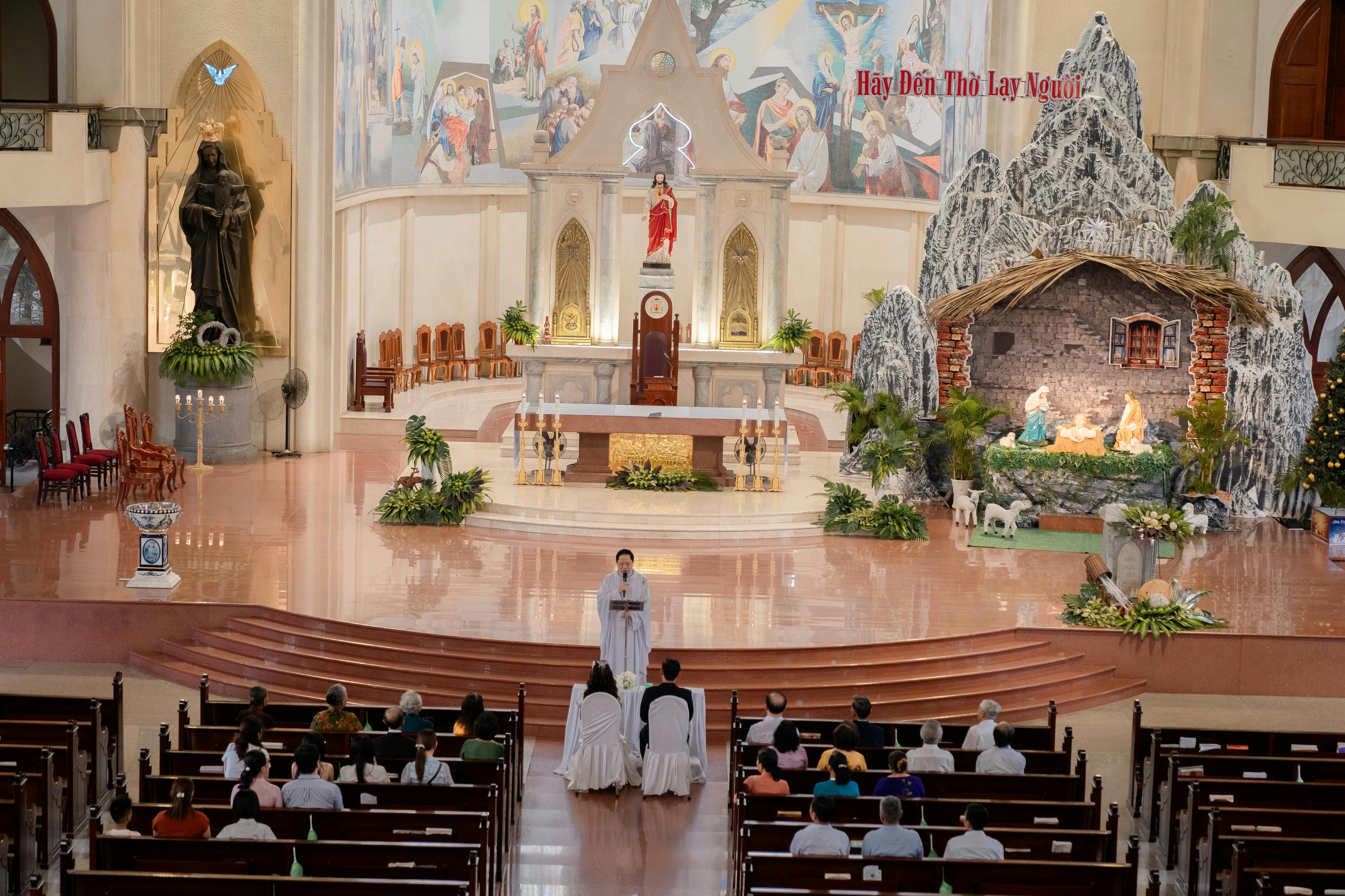 Church Interior with Pastor and Congregation · Free Stock Photo