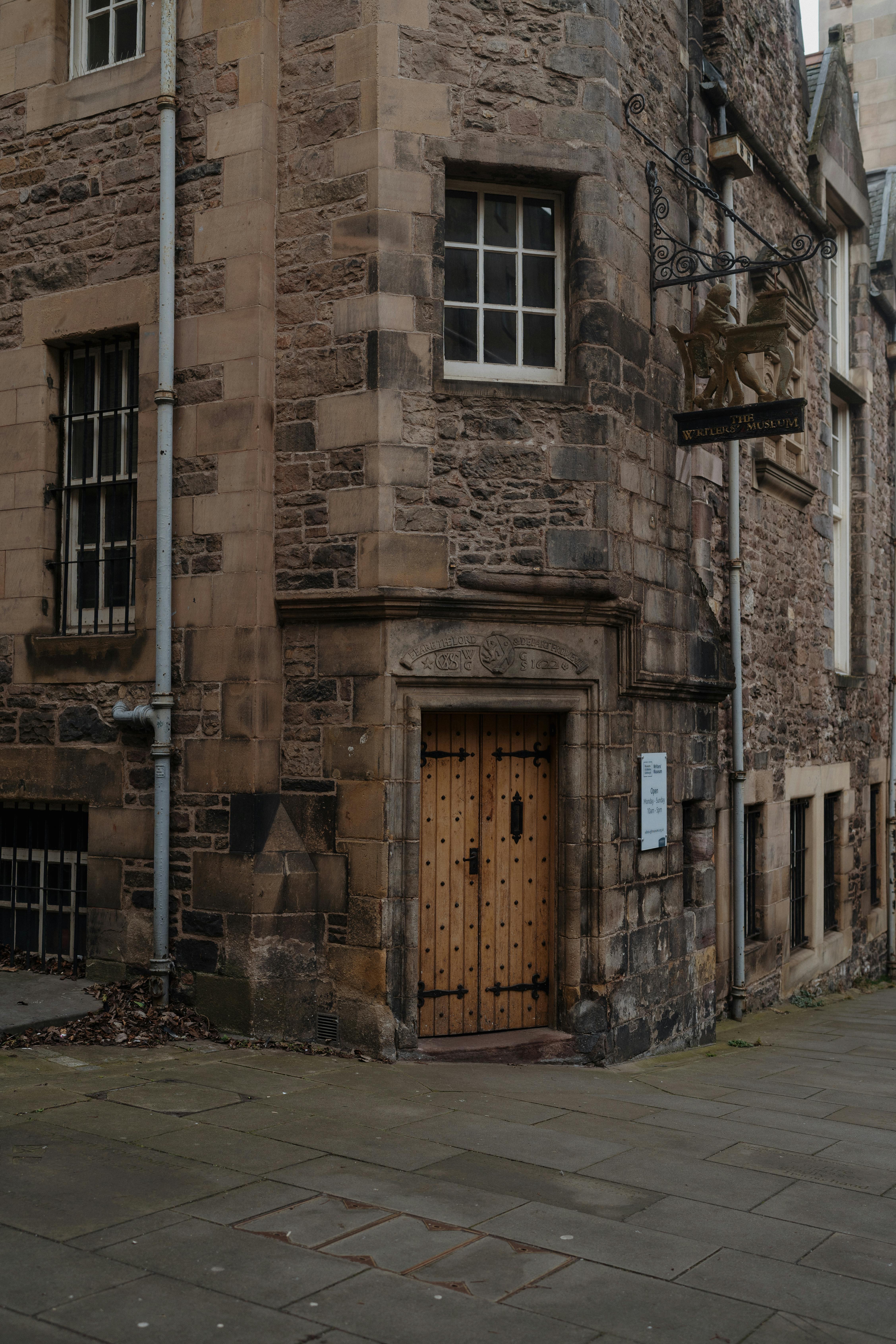 Historic Stone Building Corner in Edinburgh · Free Stock Photo
