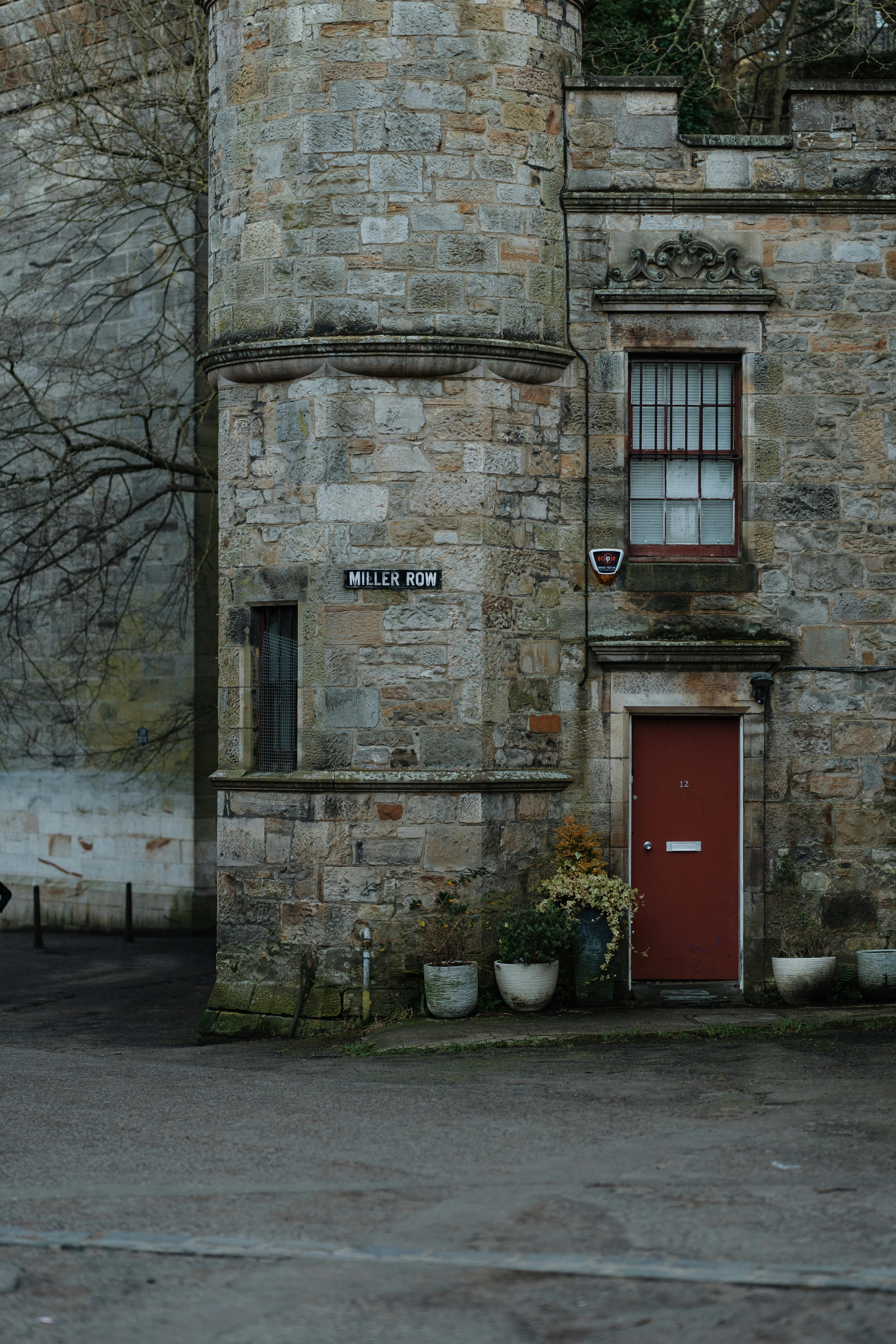 Historic Stone Building on Miller Row in Edinburgh · Free Stock Photo