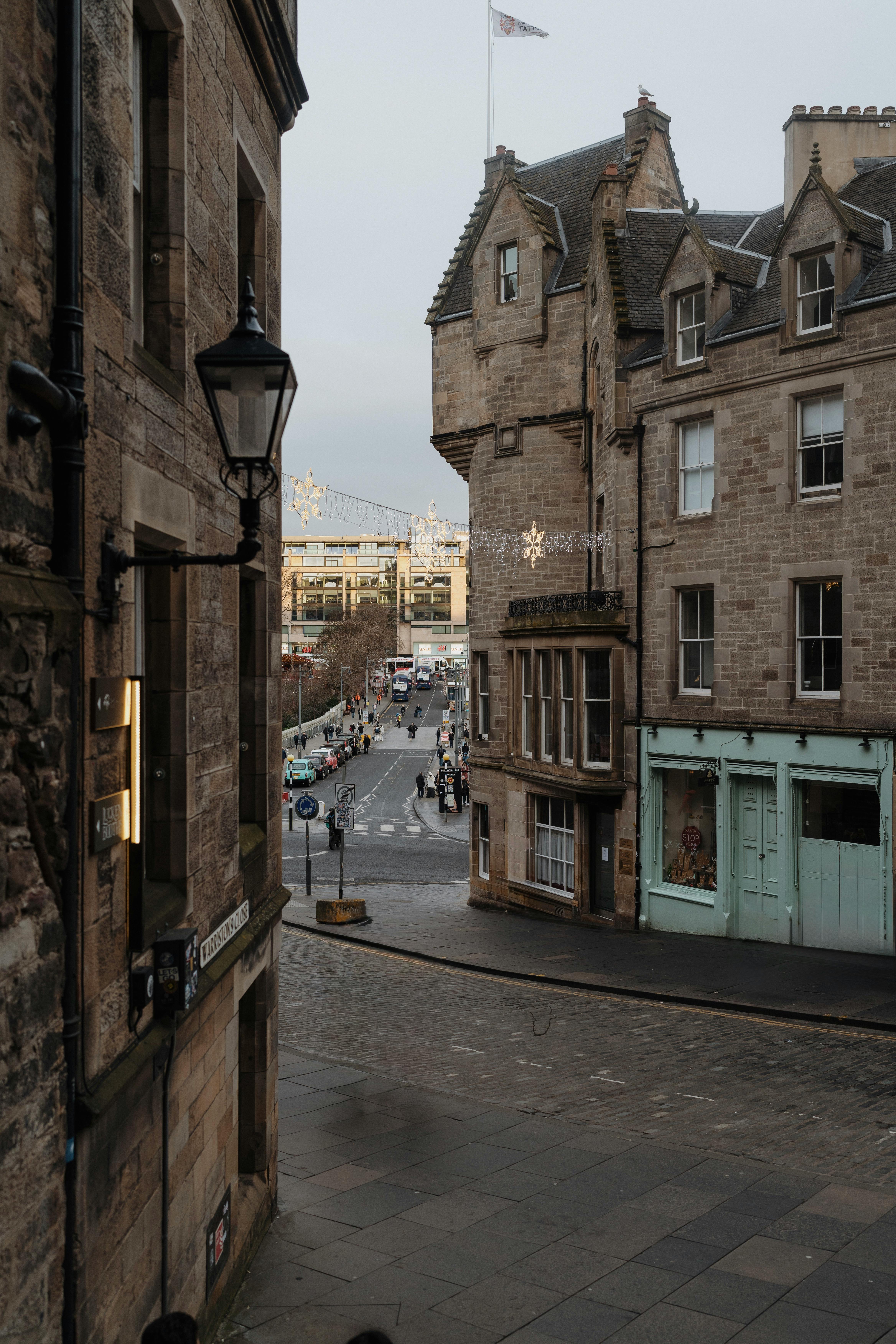 Cozy Street View in Historic Edinburgh, Scotland · Free Stock Photo