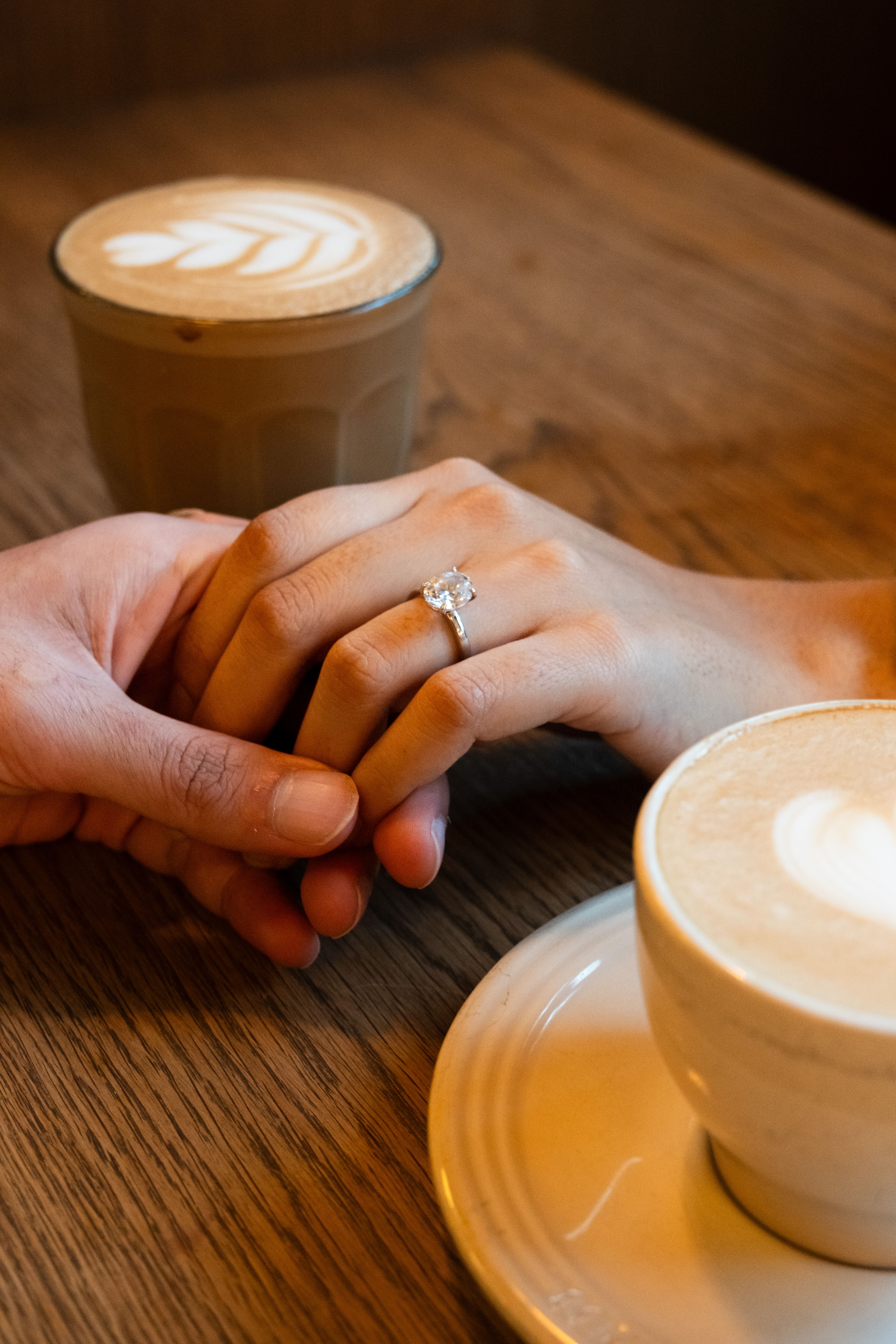 Casal Romântico Com Café No Vancouver Café · Foto profissional gratuita