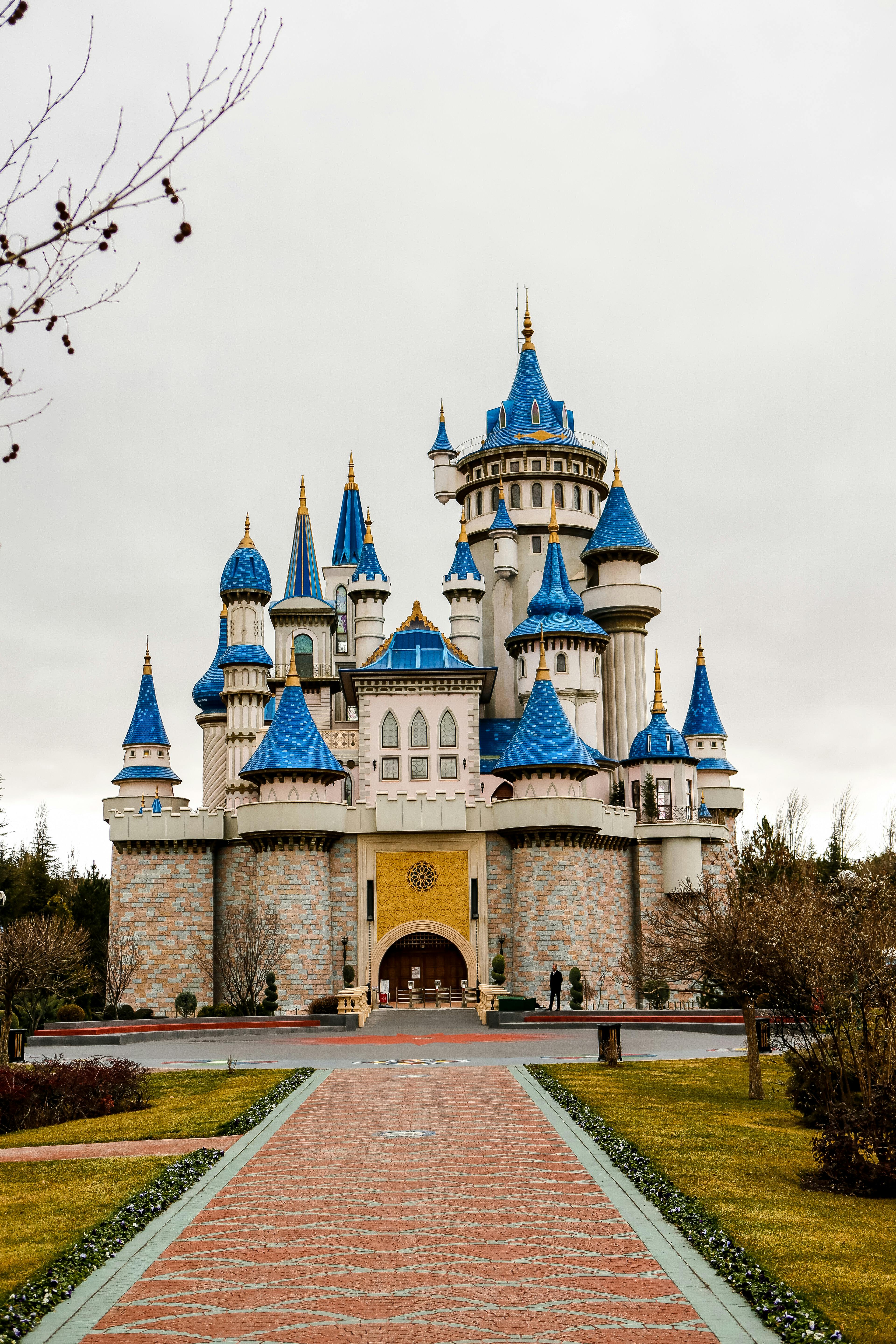 El Majestuoso Castillo Con Cúpulas Azules De Eskişehir · Foto de stock ...
