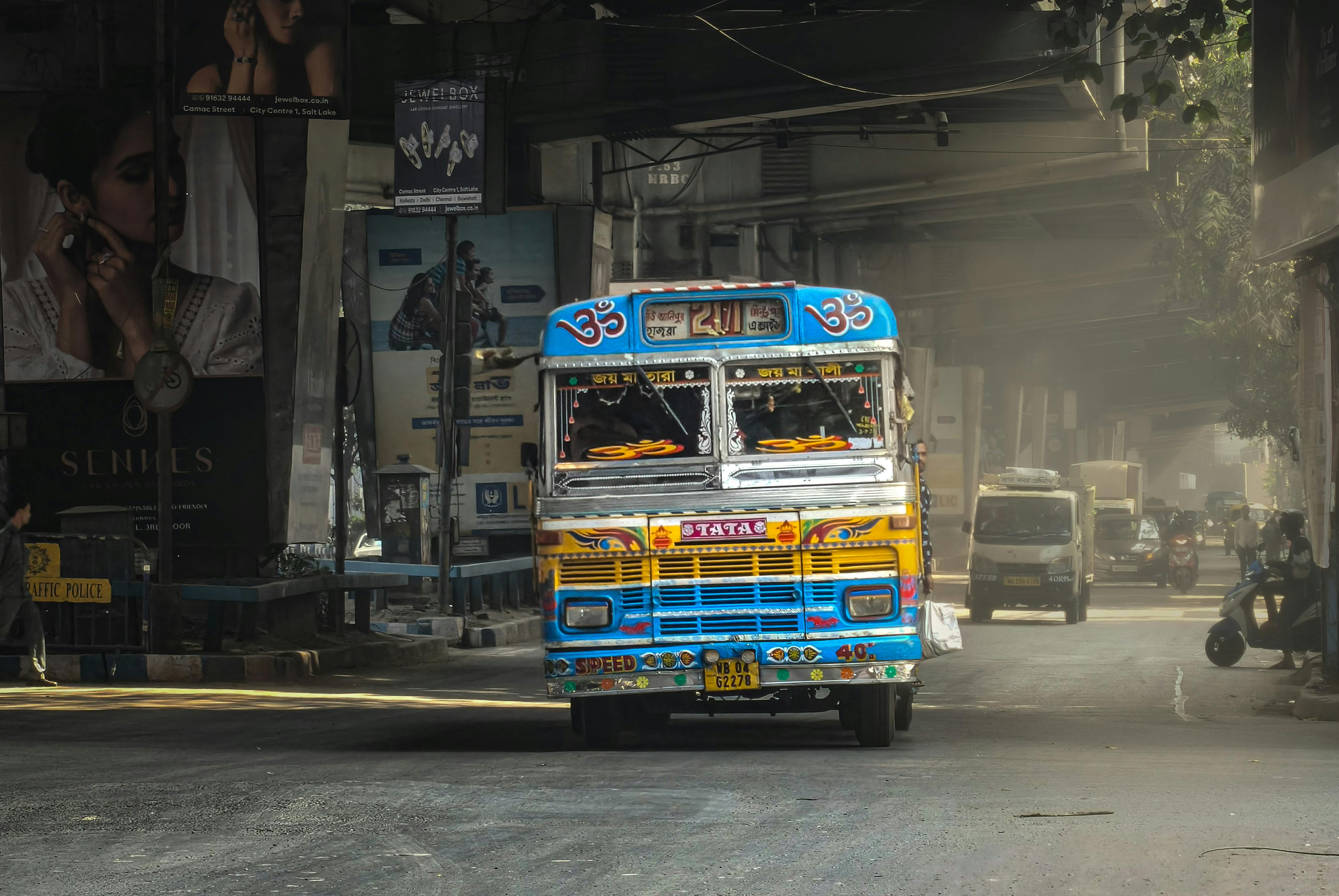 Autobús Indio Colorido En Una Calle Urbana Muy Transitada · Foto de ...