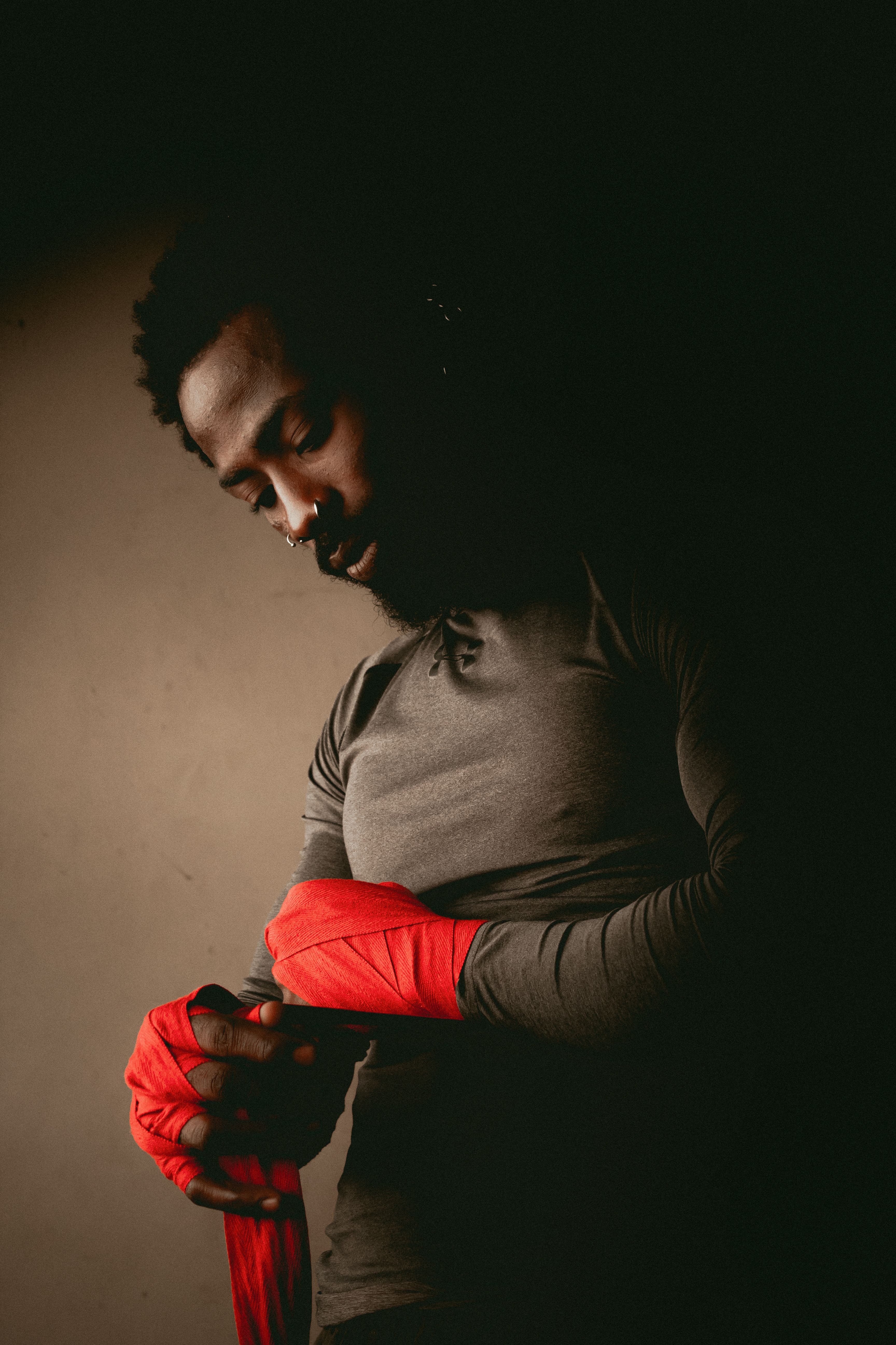 Portrait D'un Boxeur Masculin En Train De Se Bander Les Mains · Photo ...