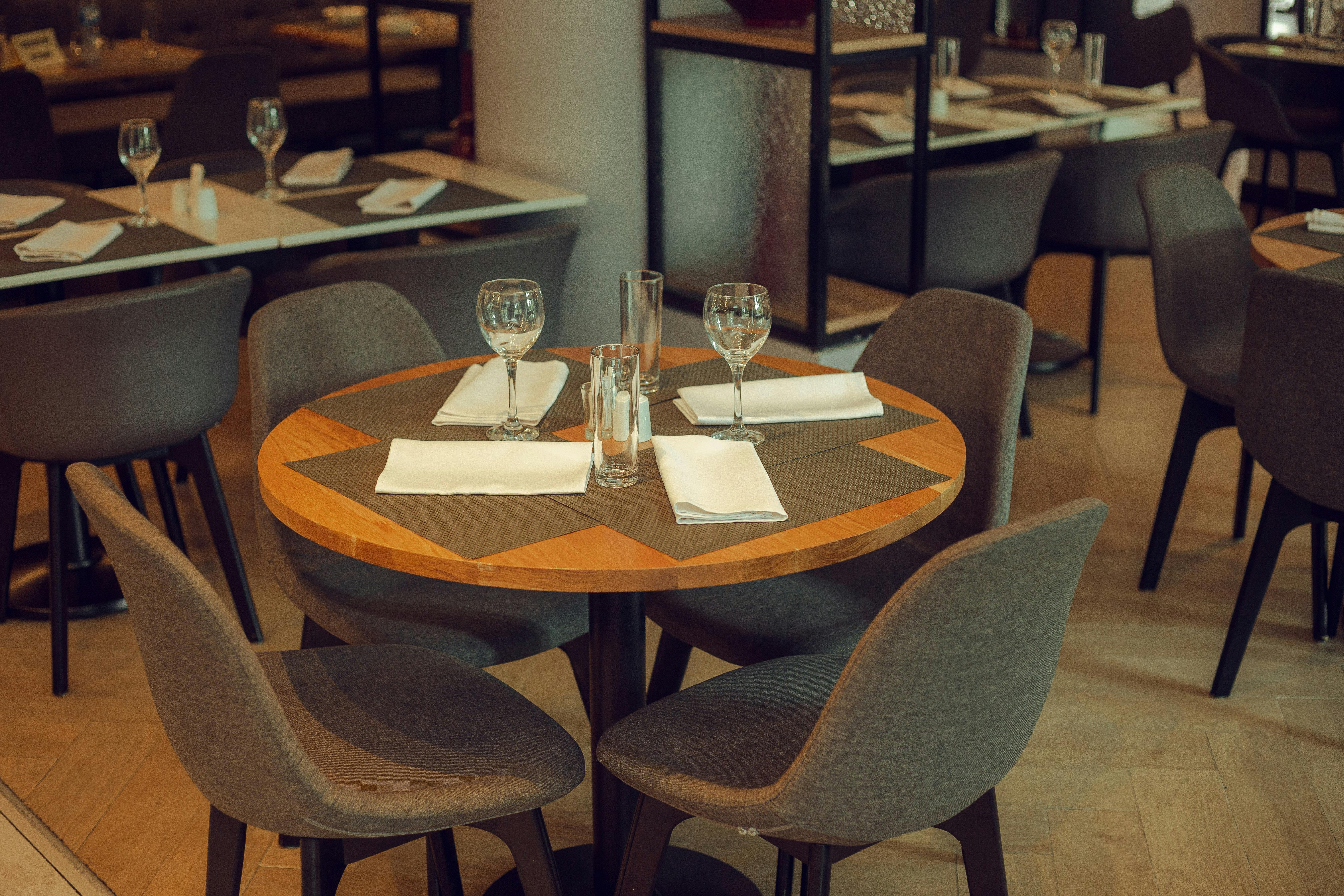 Elegant Restaurant Table Setup for Dining · Free Stock Photo