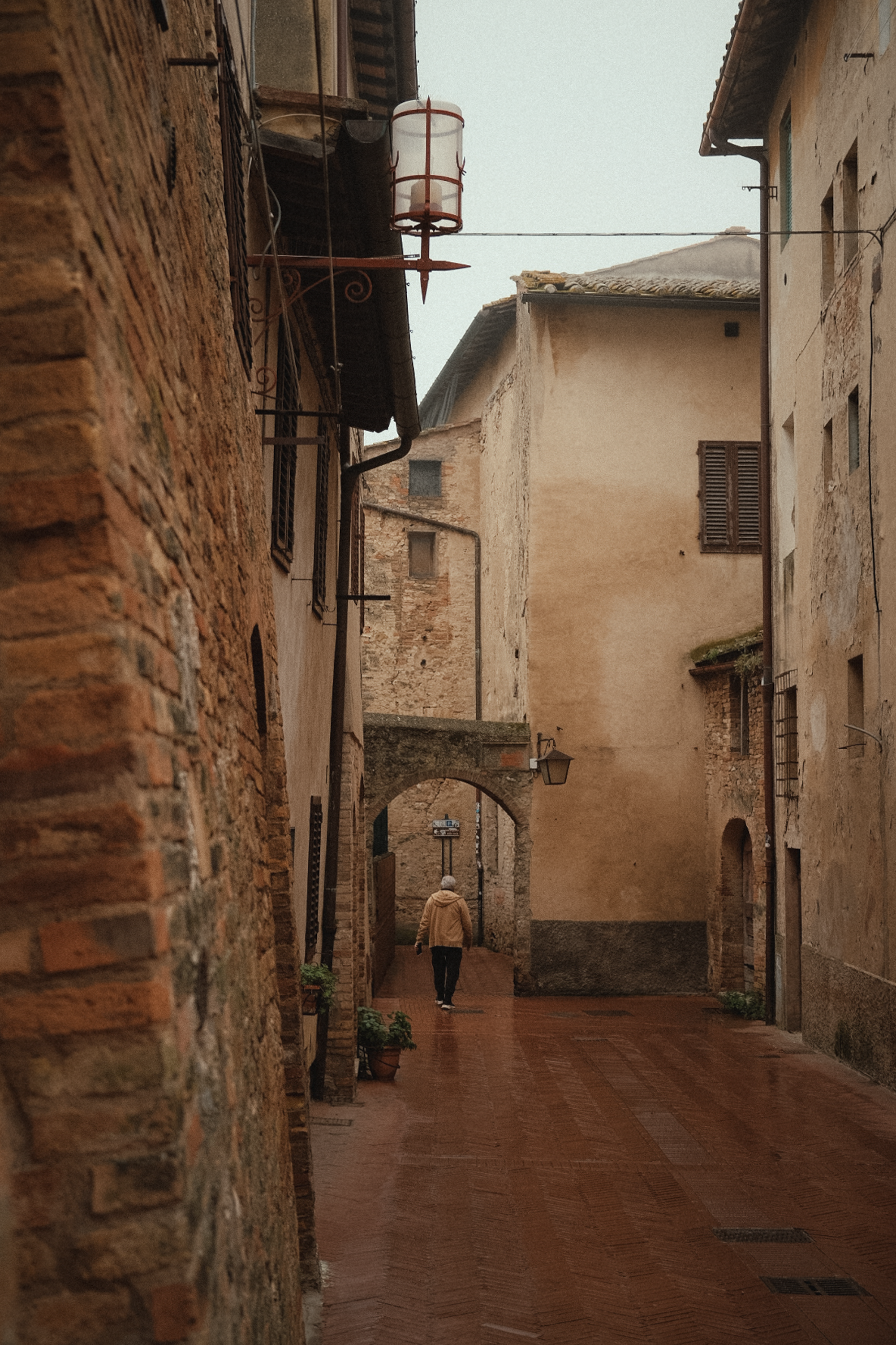 Charming Italian Alleyway with Rustic Architecture · Free Stock Photo