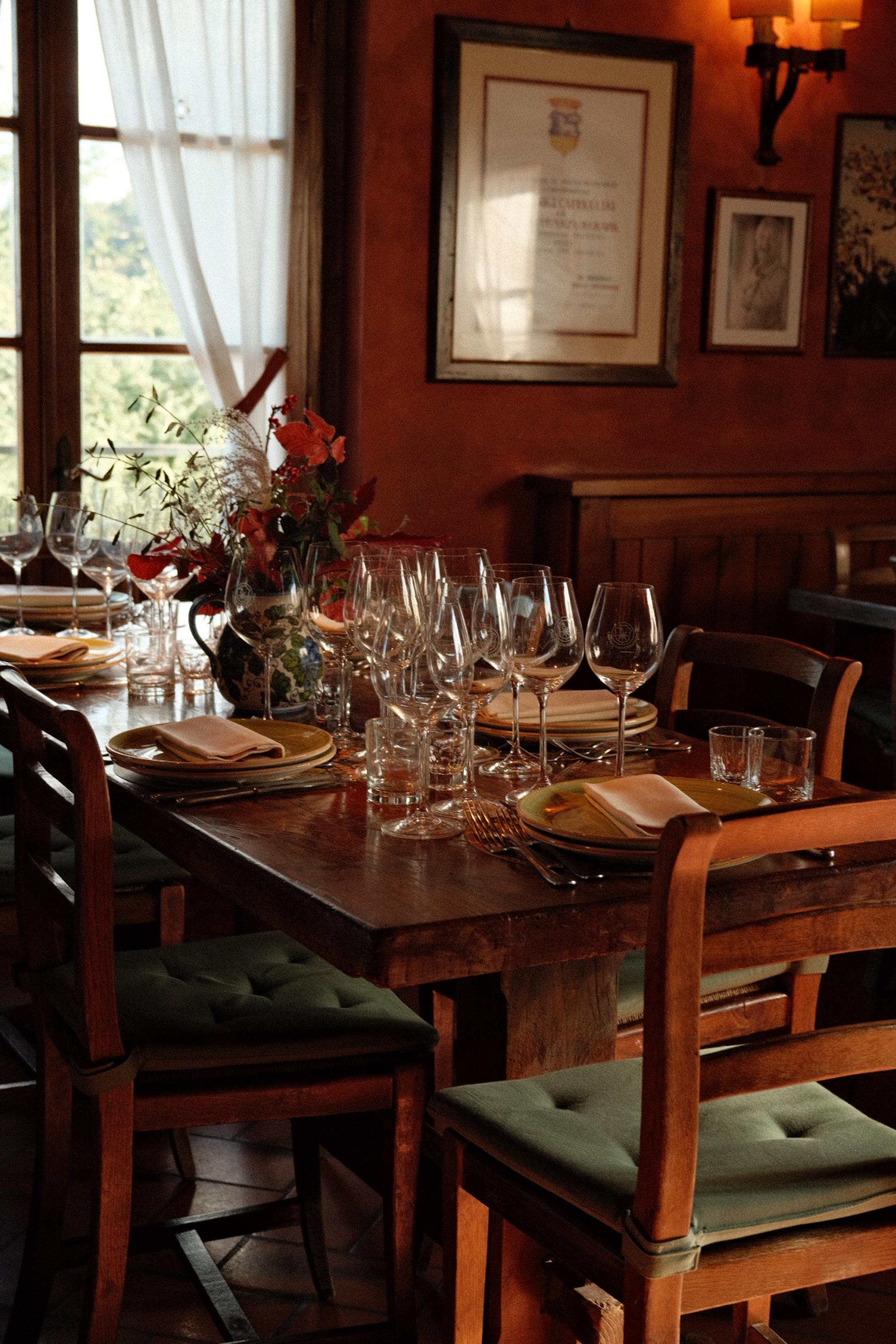 Elegant Dining Table Setup in Cozy Rustic Restaurant · Free Stock Photo