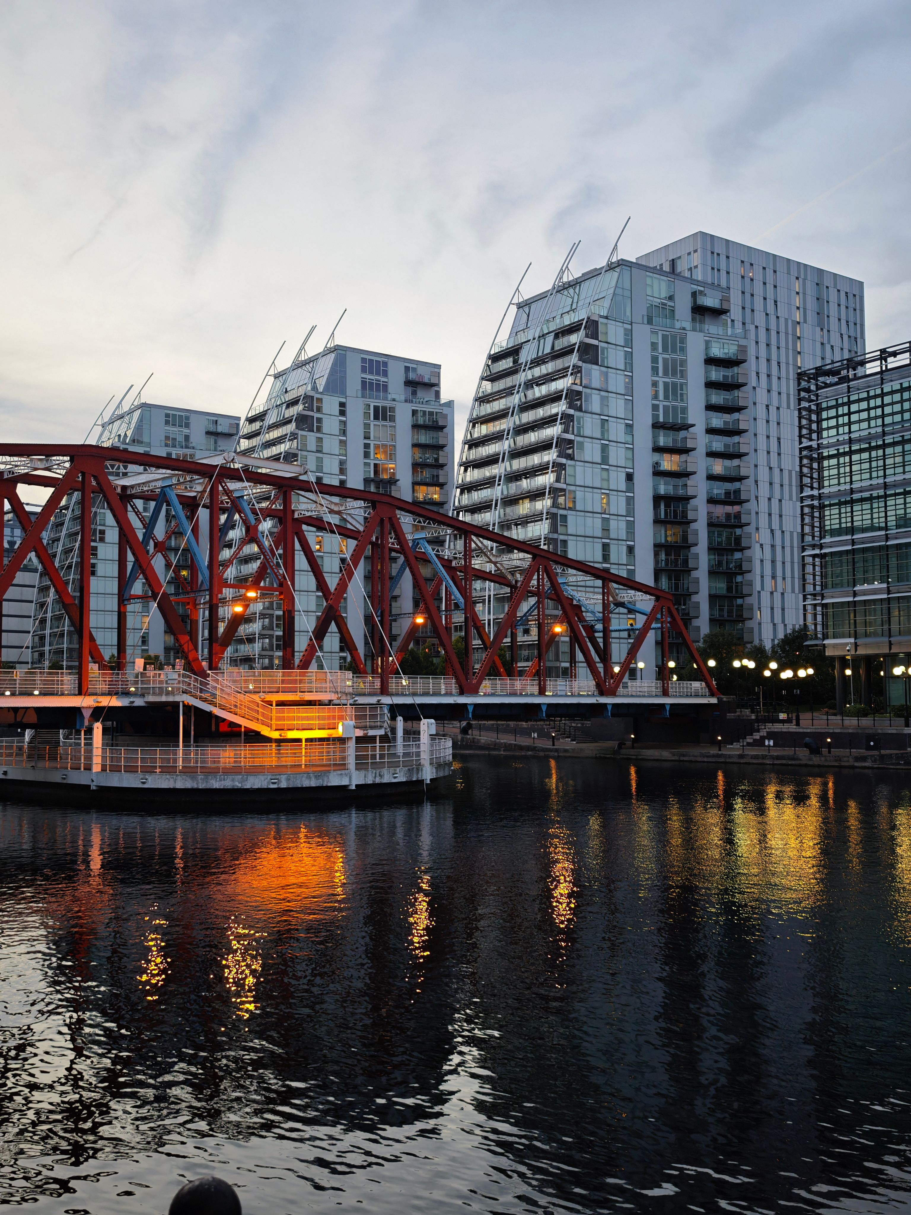 Arquitectura Moderna Con Puente Iluminado Al Atardecer · Foto de stock ...
