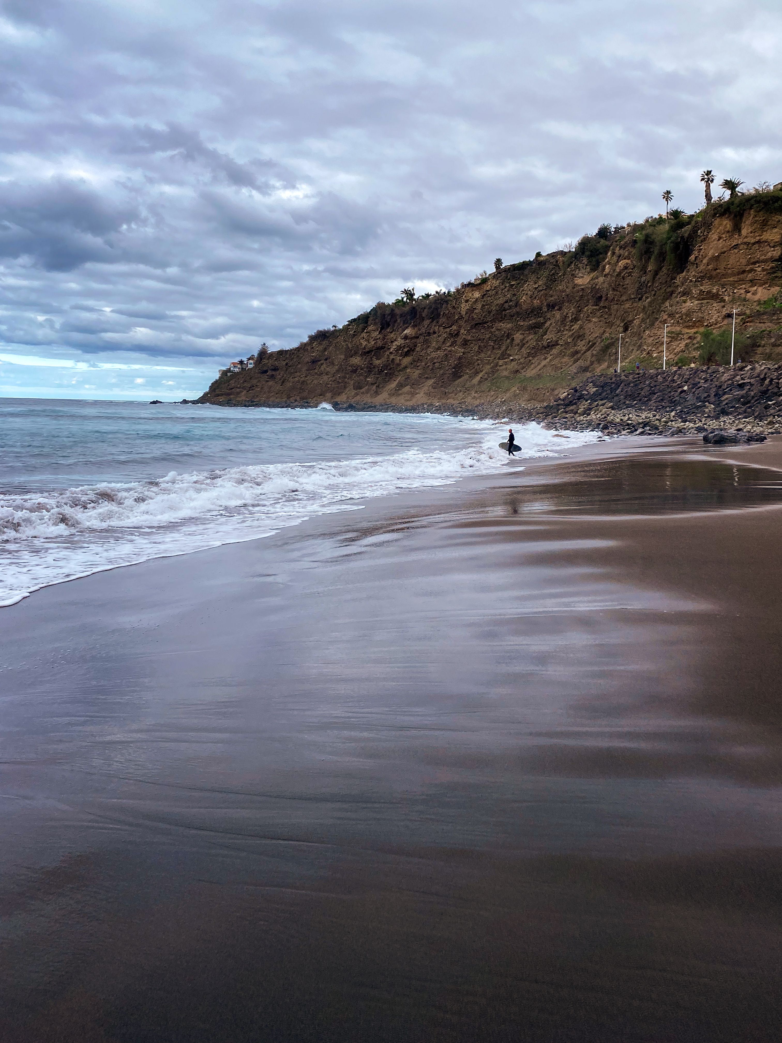 Un Hombre Sentado En La Playa · Foto de stock gratuita