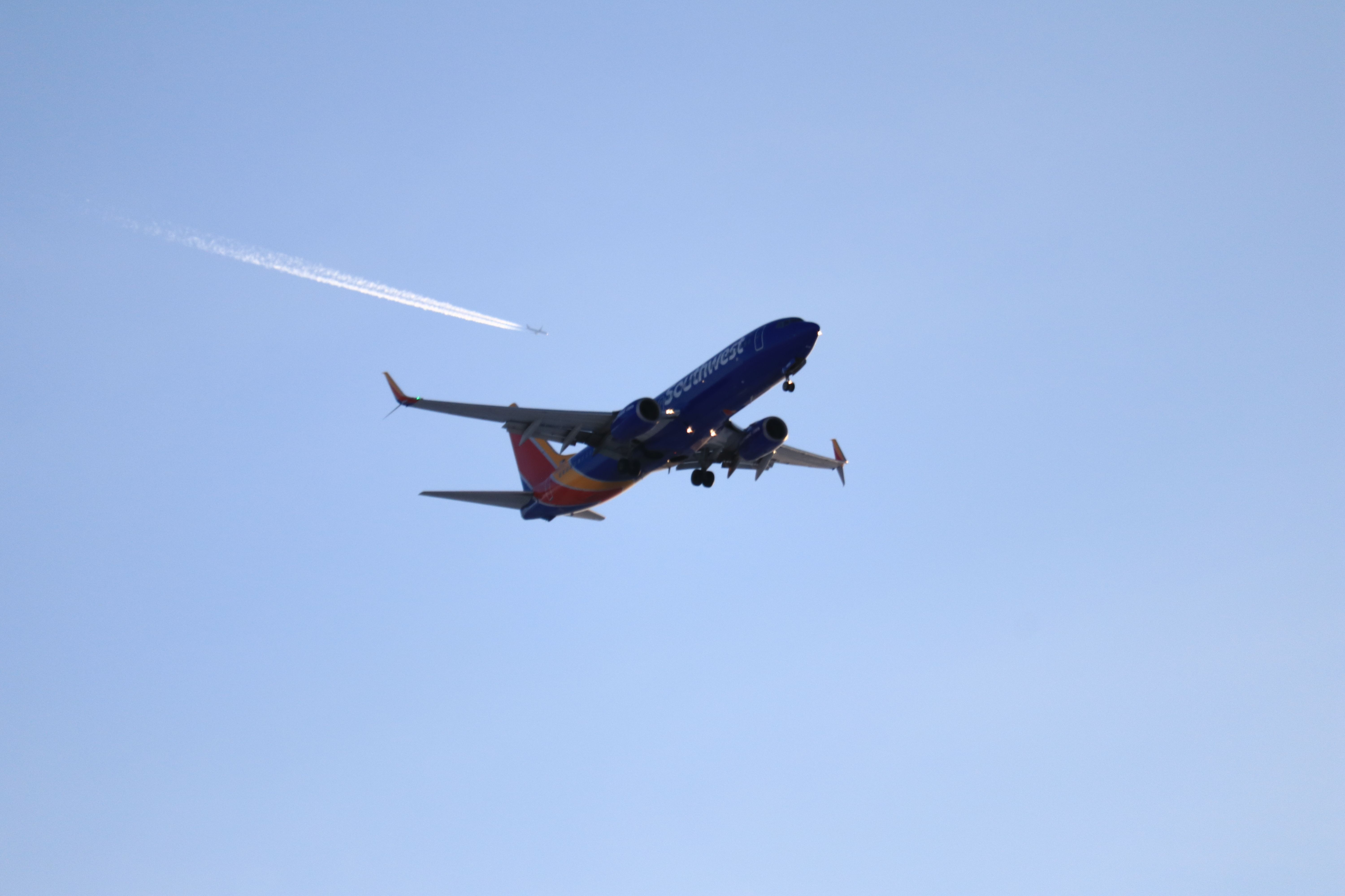 Avion De Ligne Commercial Dans Un Ciel Bleu Clair · Photo gratuite