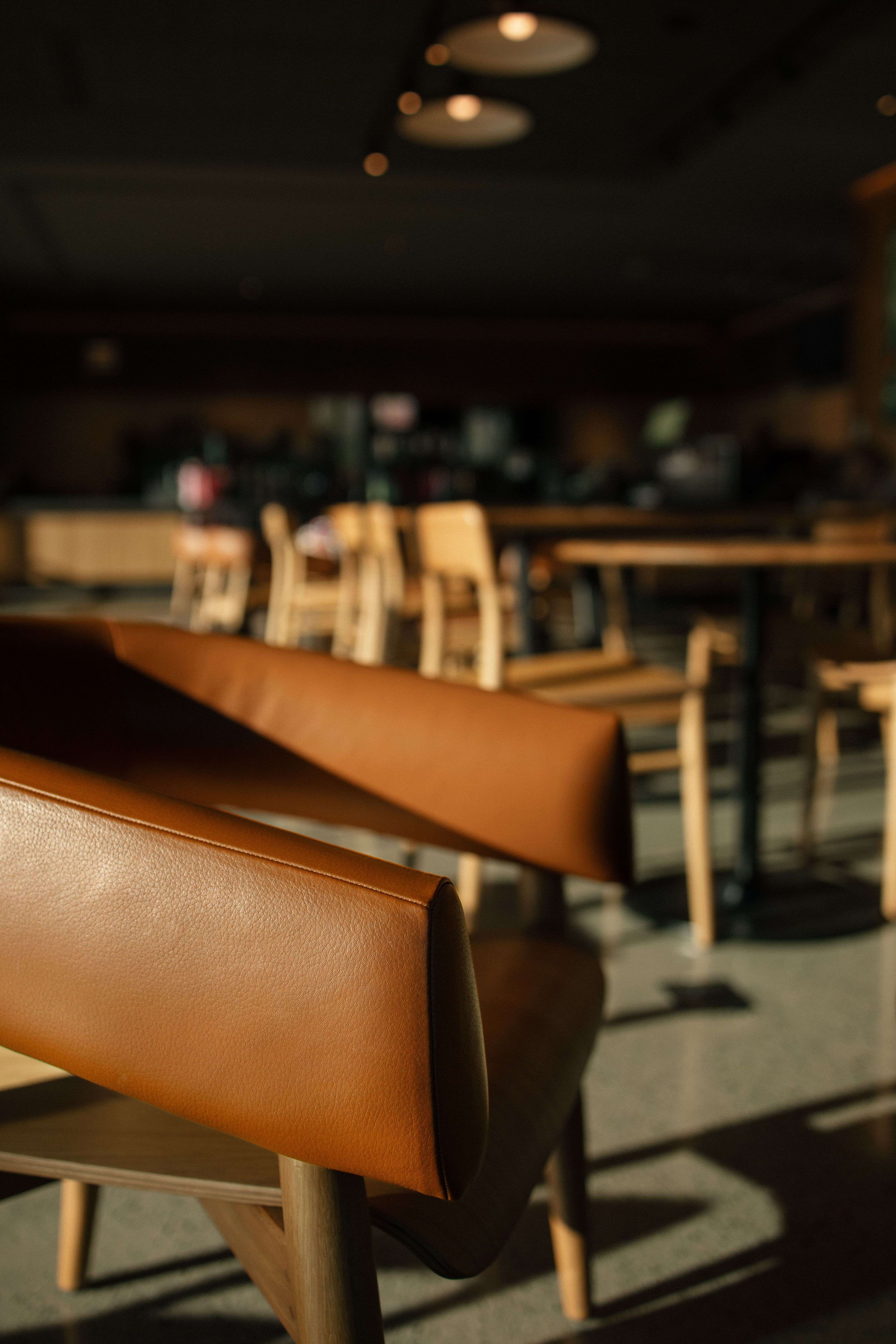 Intérieur De Café Moderne Avec Chaises Ensoleillées · Photo gratuite