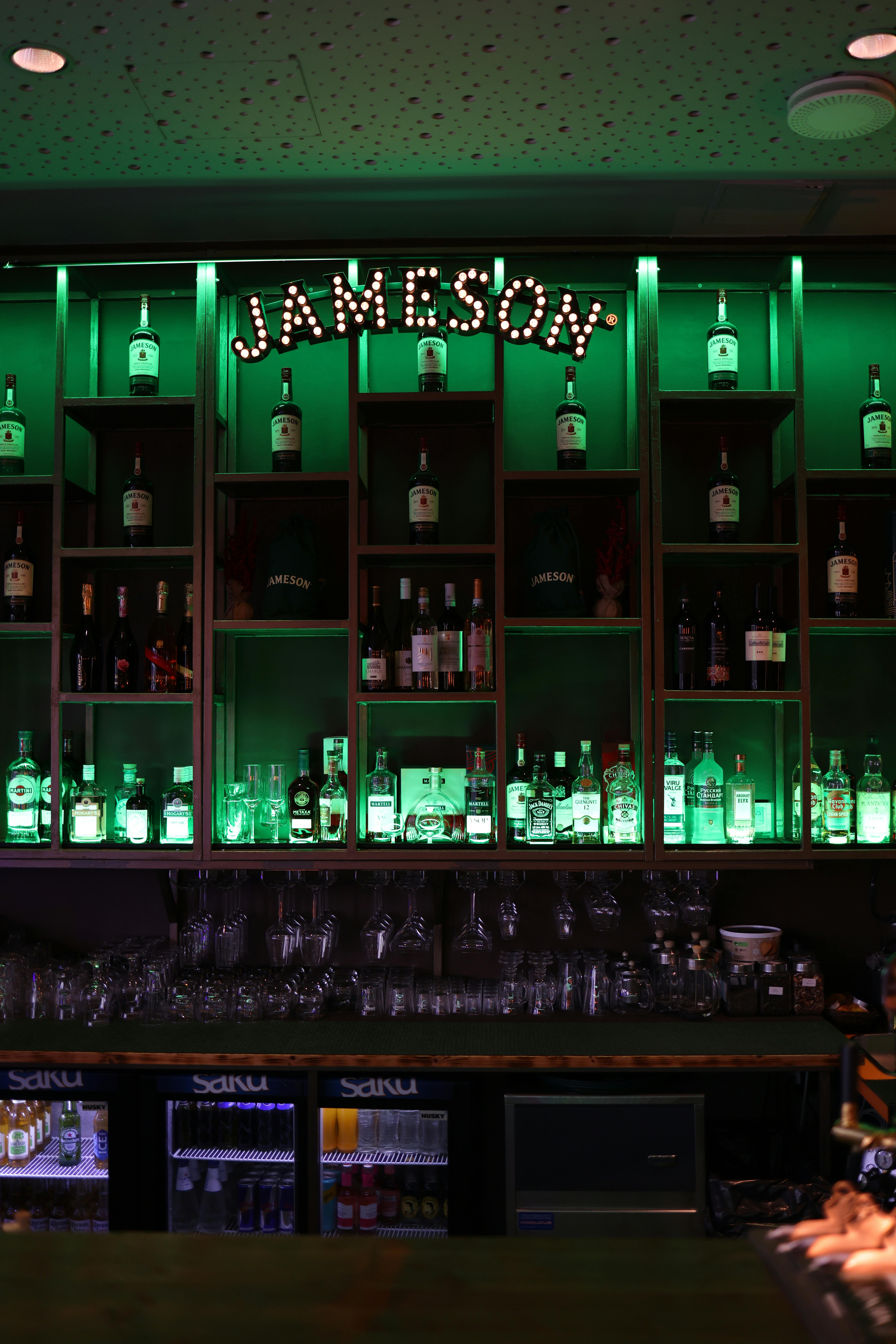 Rak Bar Yang Cerah Dengan Tampilan Jameson Yang Menyala · Foto Stok Gratis