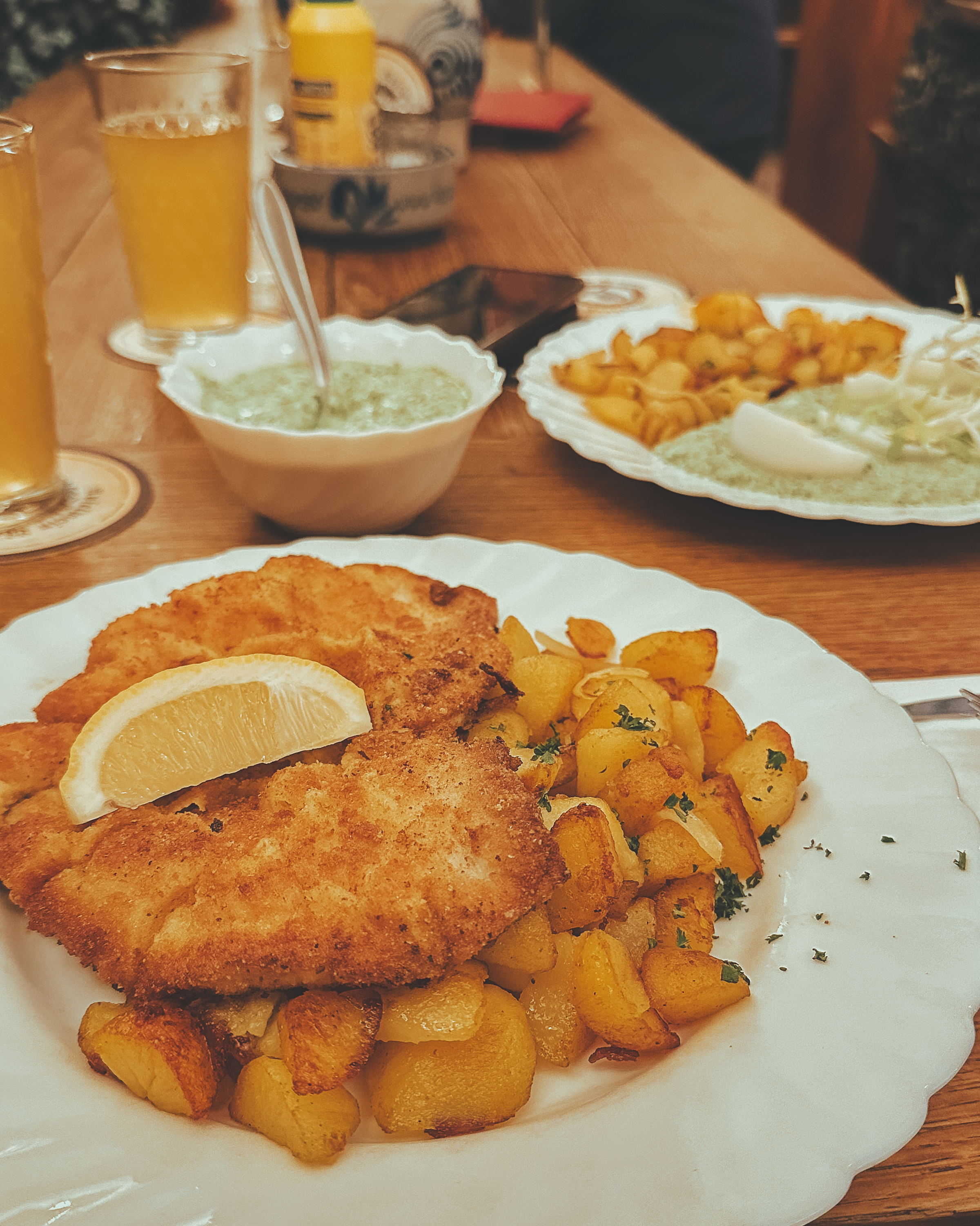 Schnitzel Crujiente Con Patatas Sobre Una Mesa De Madera · Foto de ...
