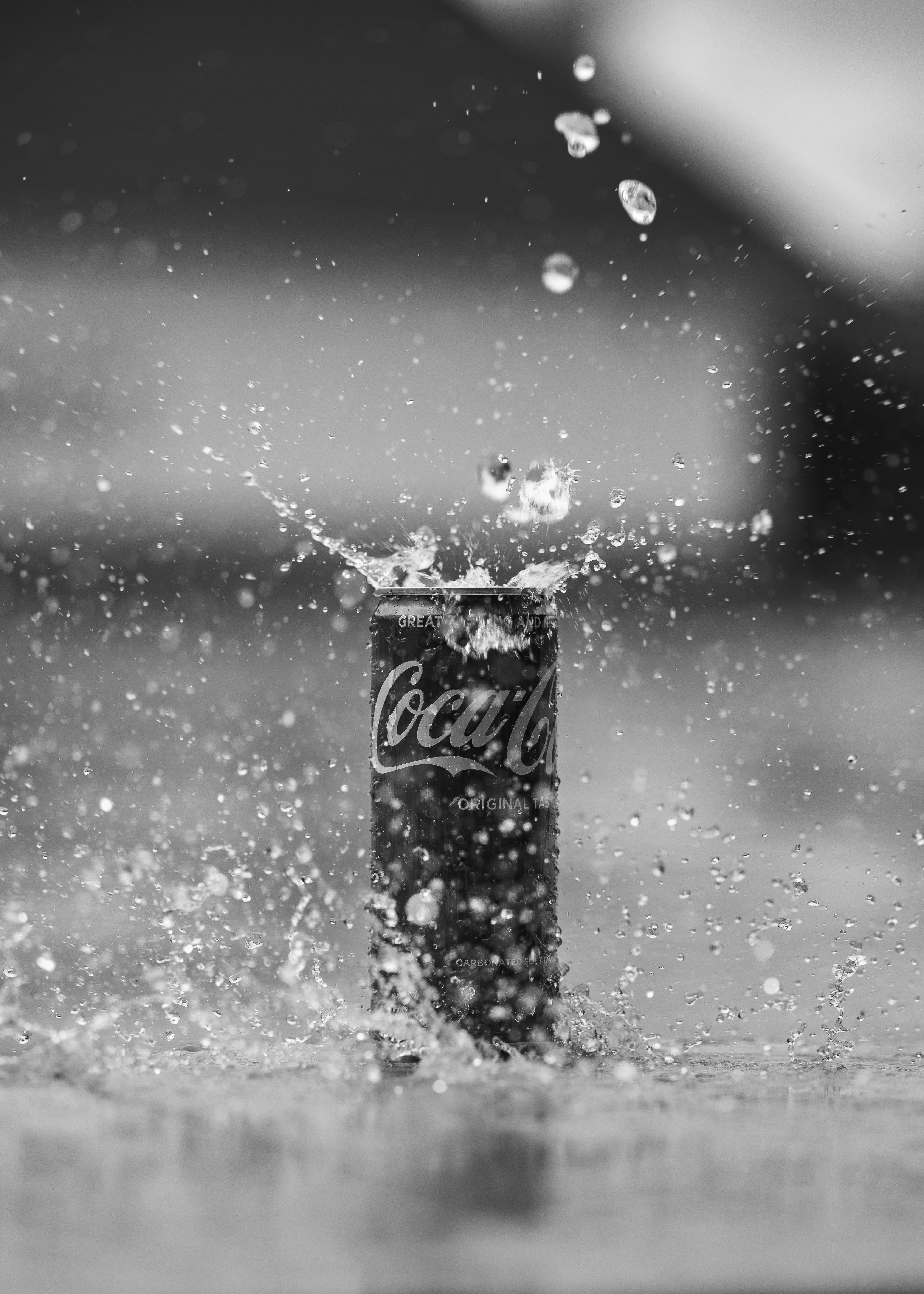 Coca-Cola Can with Dynamic Water Splash · Free Stock Photo