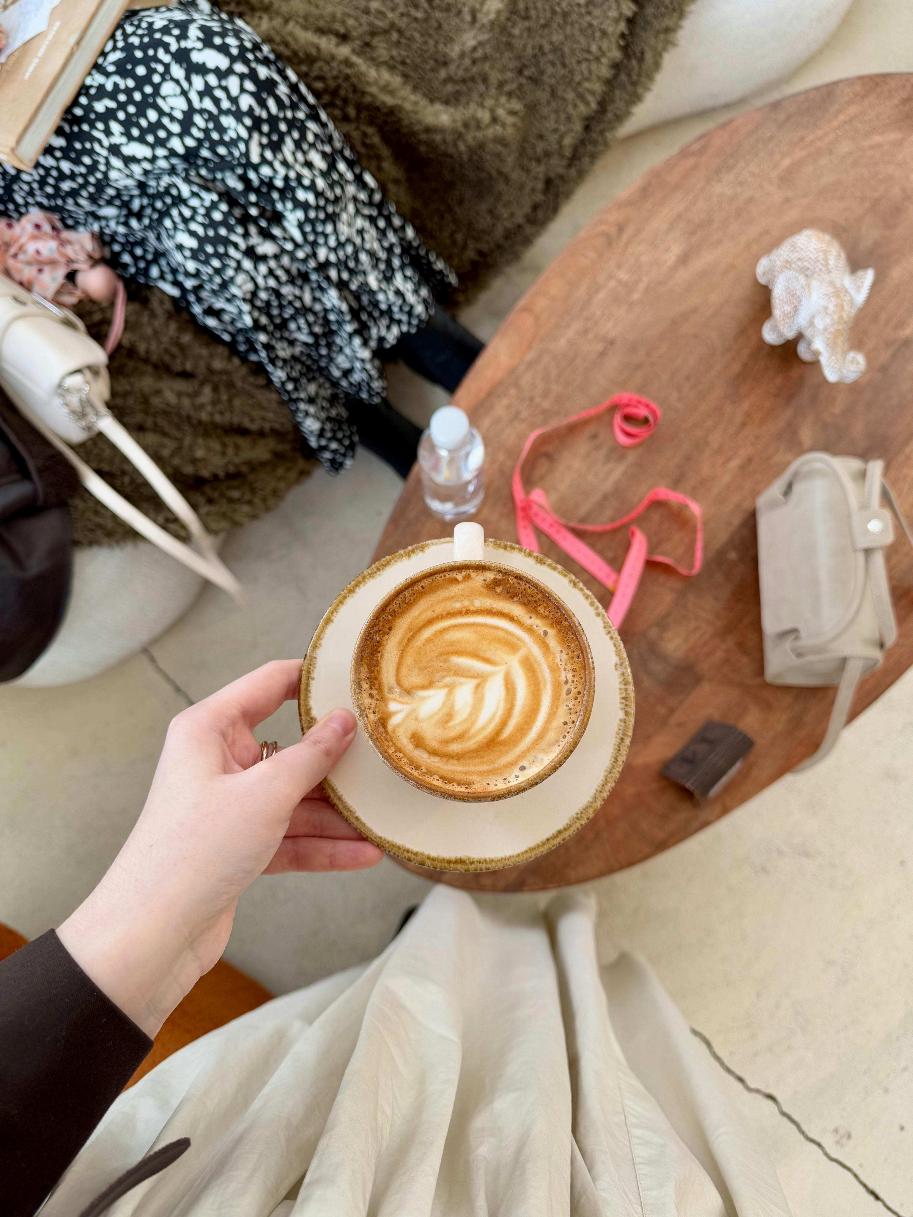 Arte Con Café En Disposición Plana En Un Ambiente Acogedor De Cafetería ...