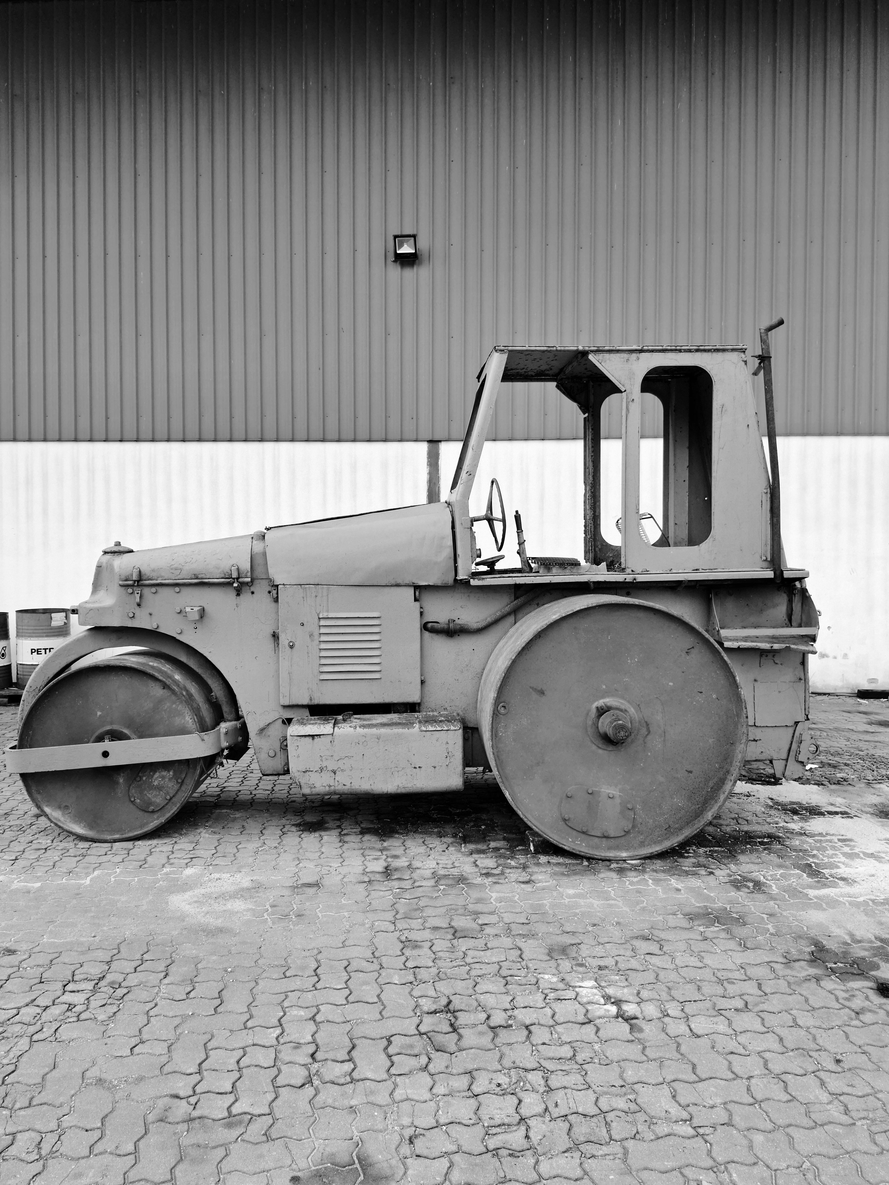Vintage Steamroller in Ipoh Industrial Setting · Free Stock Photo
