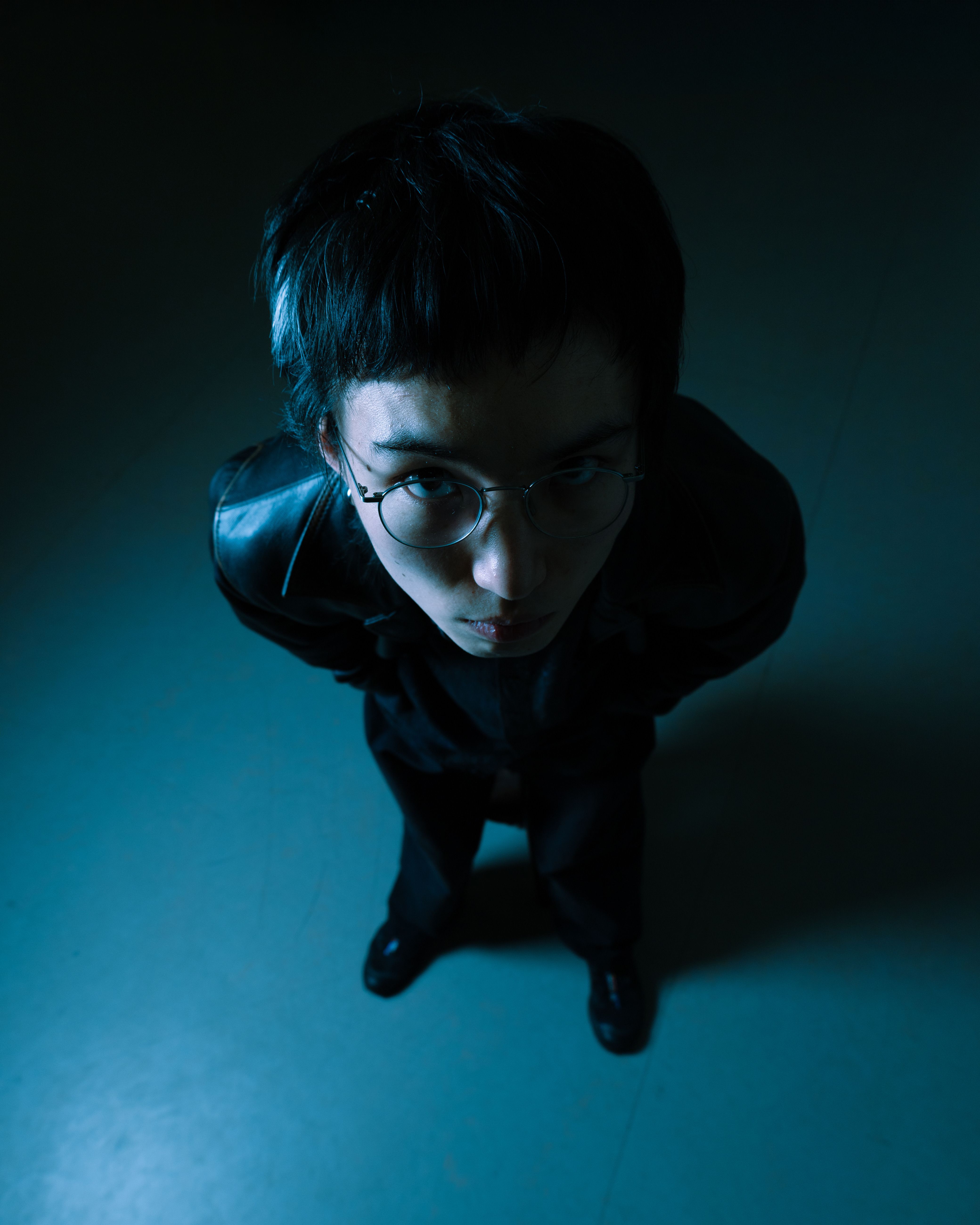 Retrato Sombrio De Uma Pessoa Em Um Quarto Escuro · Foto profissional ...