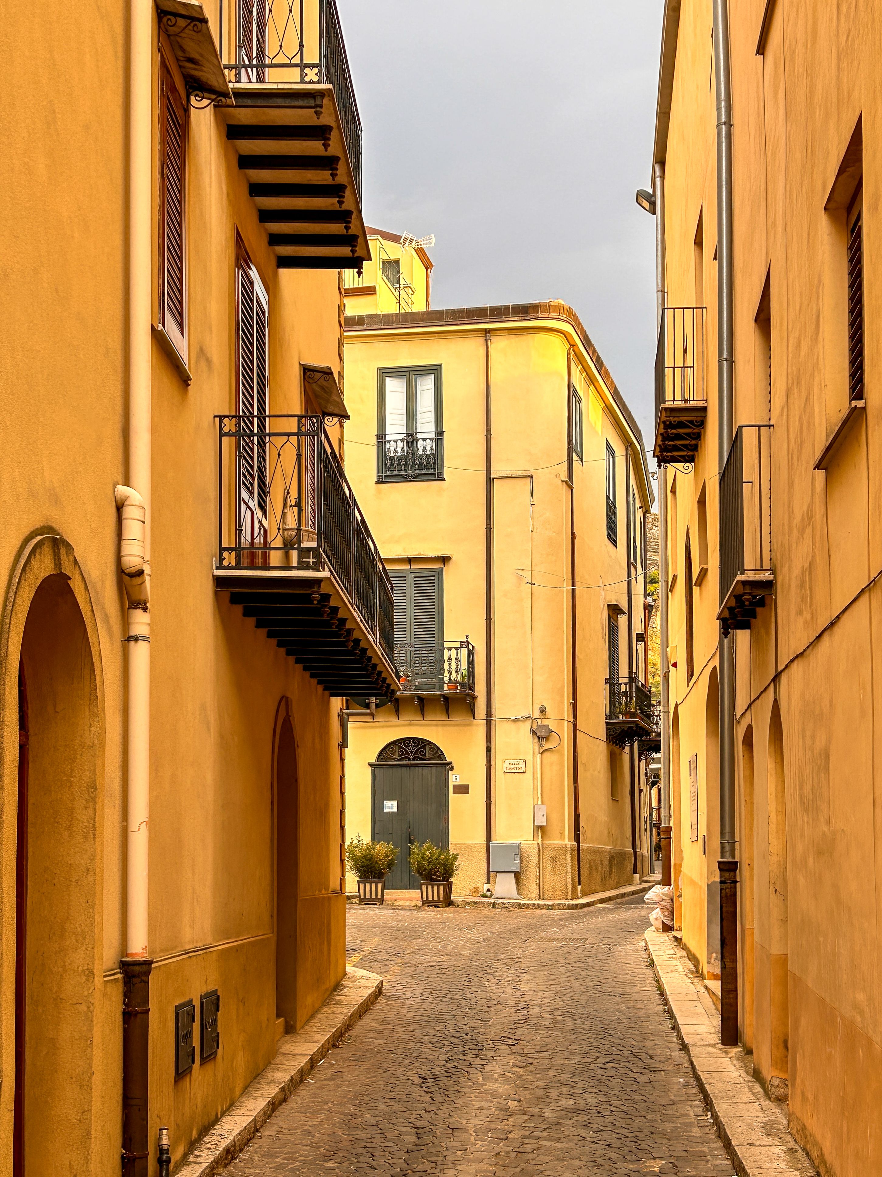 Charming Narrow Street in Sicily Italy · Free Stock Photo