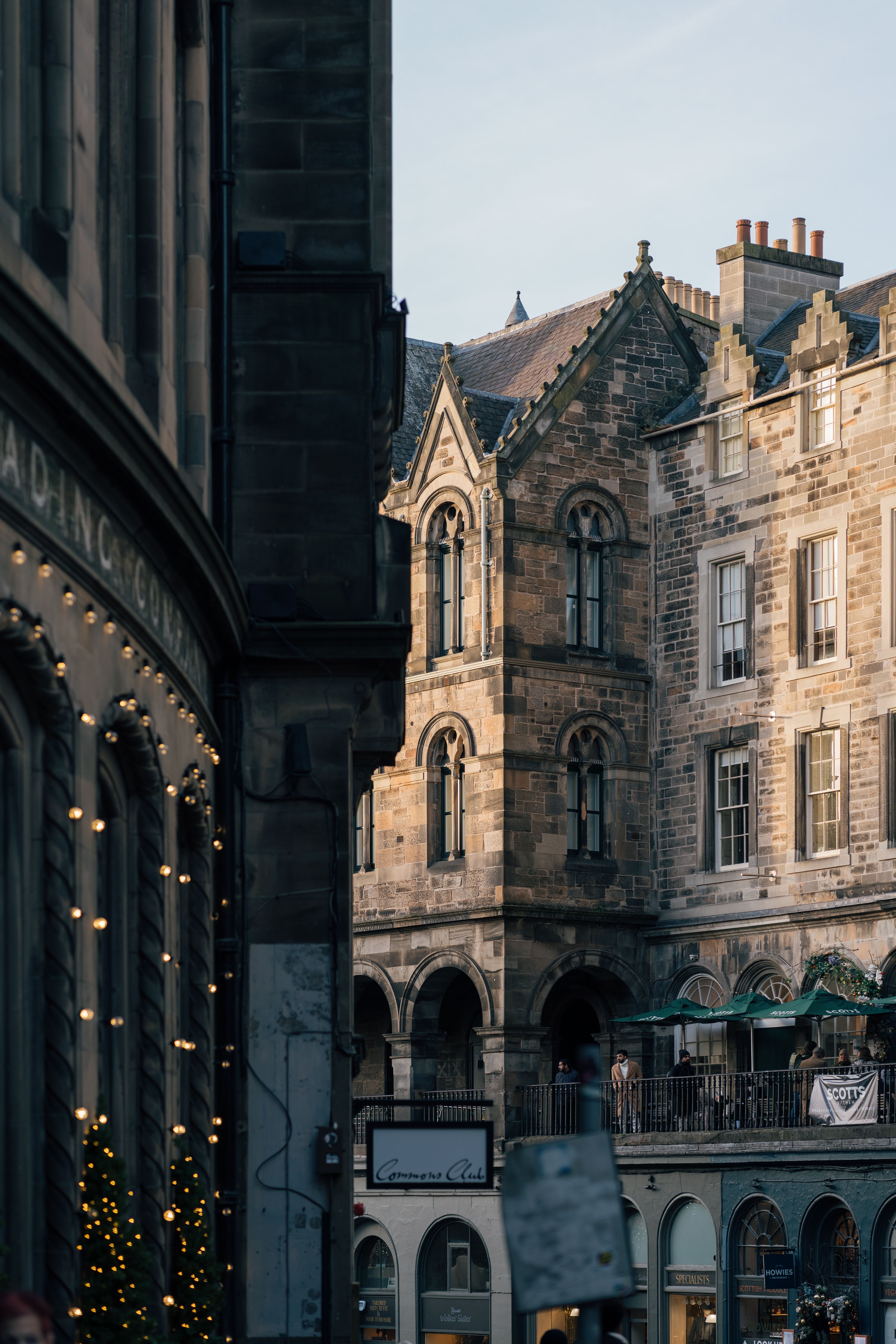 Charming Edinburgh Street Scene at Dusk · Free Stock Photo