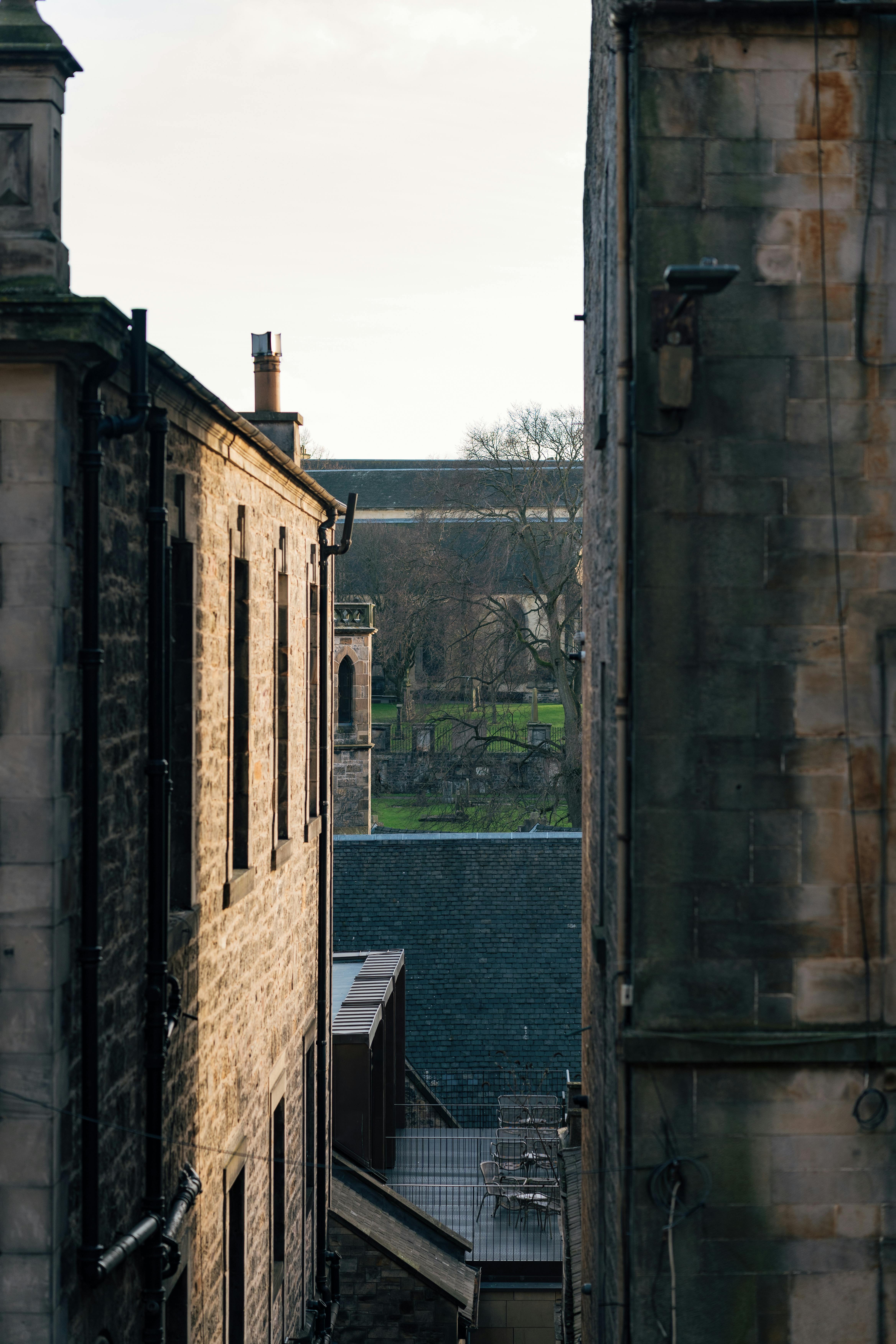 Historic Edinburgh Alleyway View · Free Stock Photo