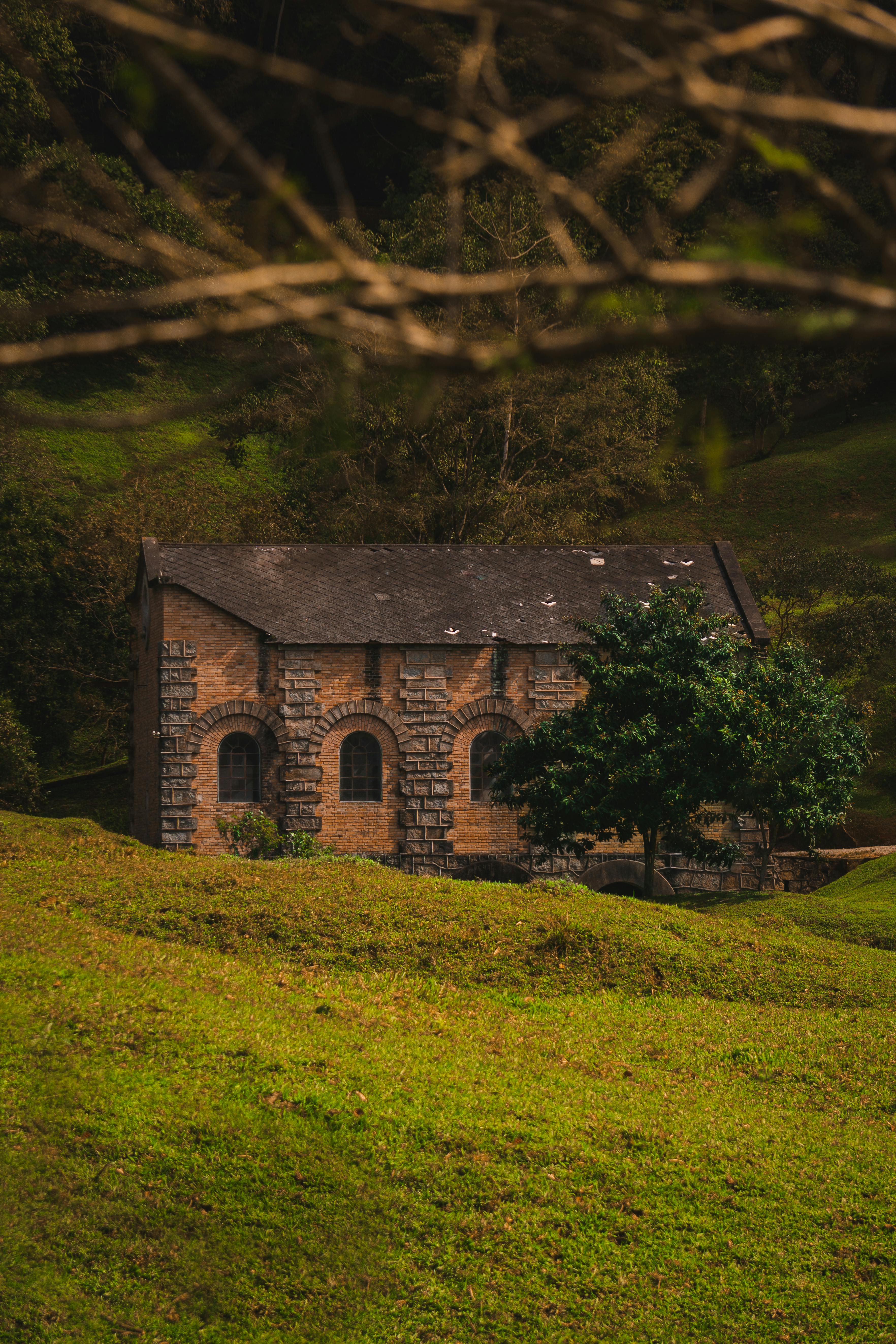 Rustic Brick Building in Scenic São José · Free Stock Photo