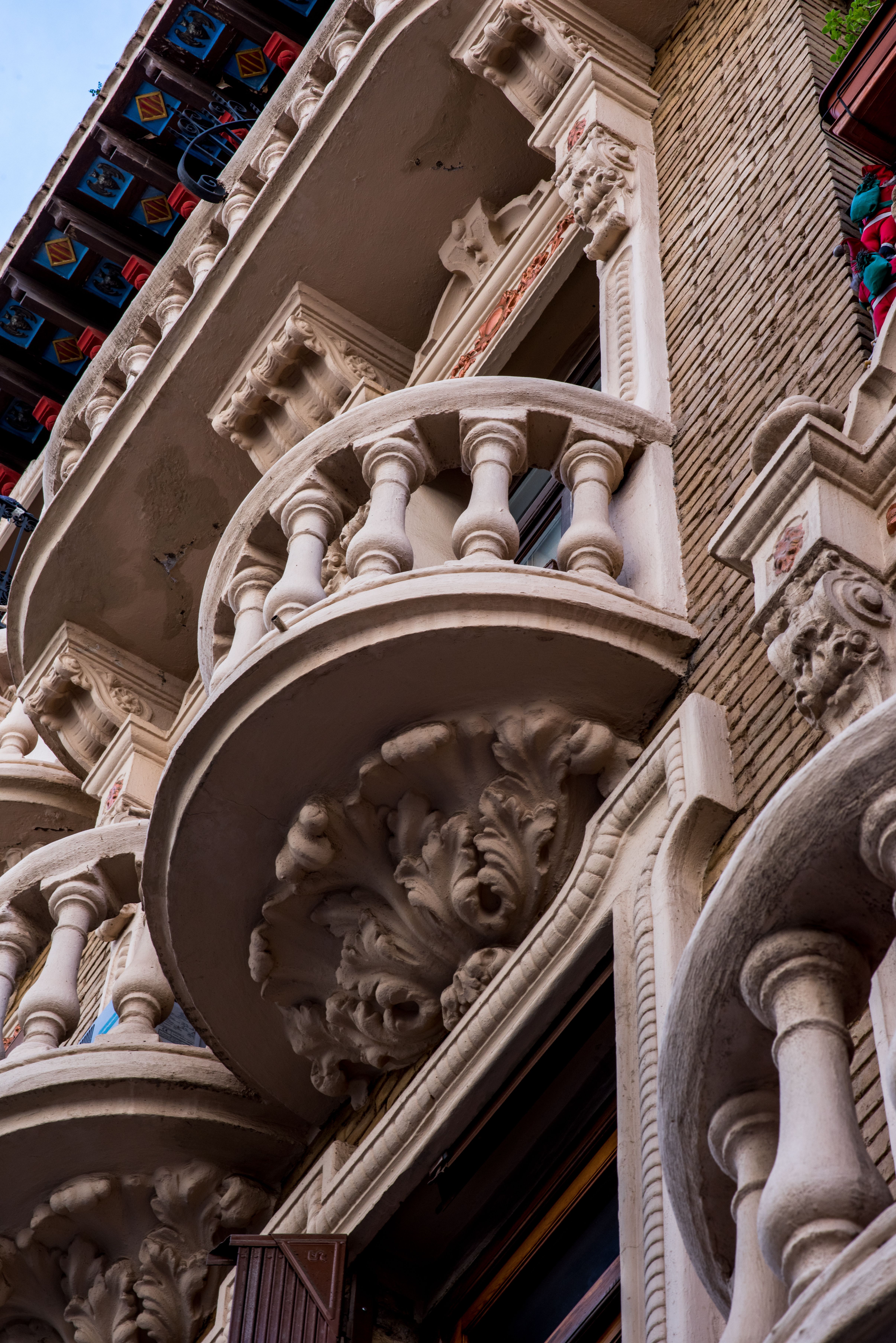 Fachada Arquitectónica Ornamentada Con Balcones Esculpidos · Foto de ...