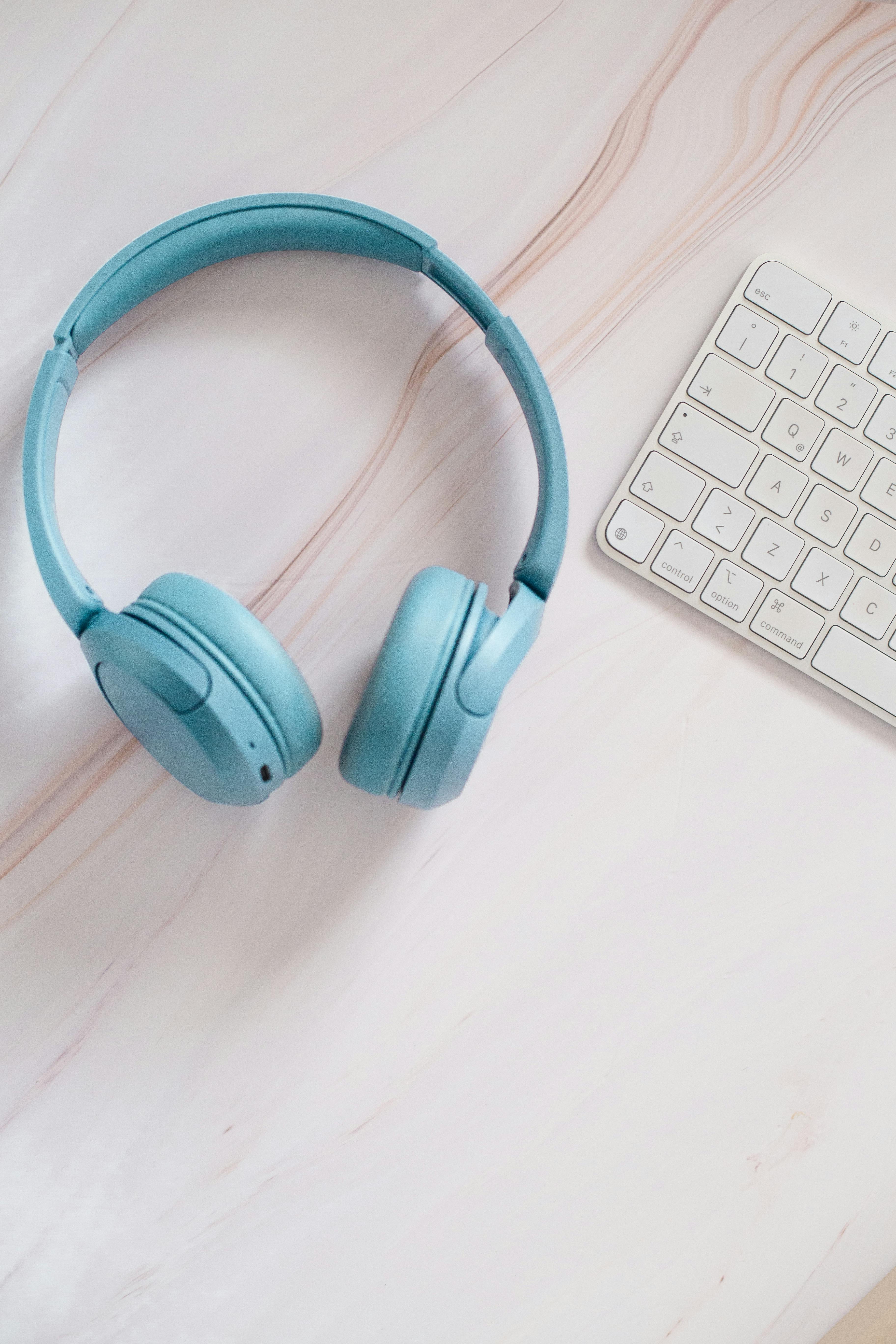 Ruang Kerja Minimalis Dengan Headphone Dan Keyboard Biru · Foto Stok Gratis